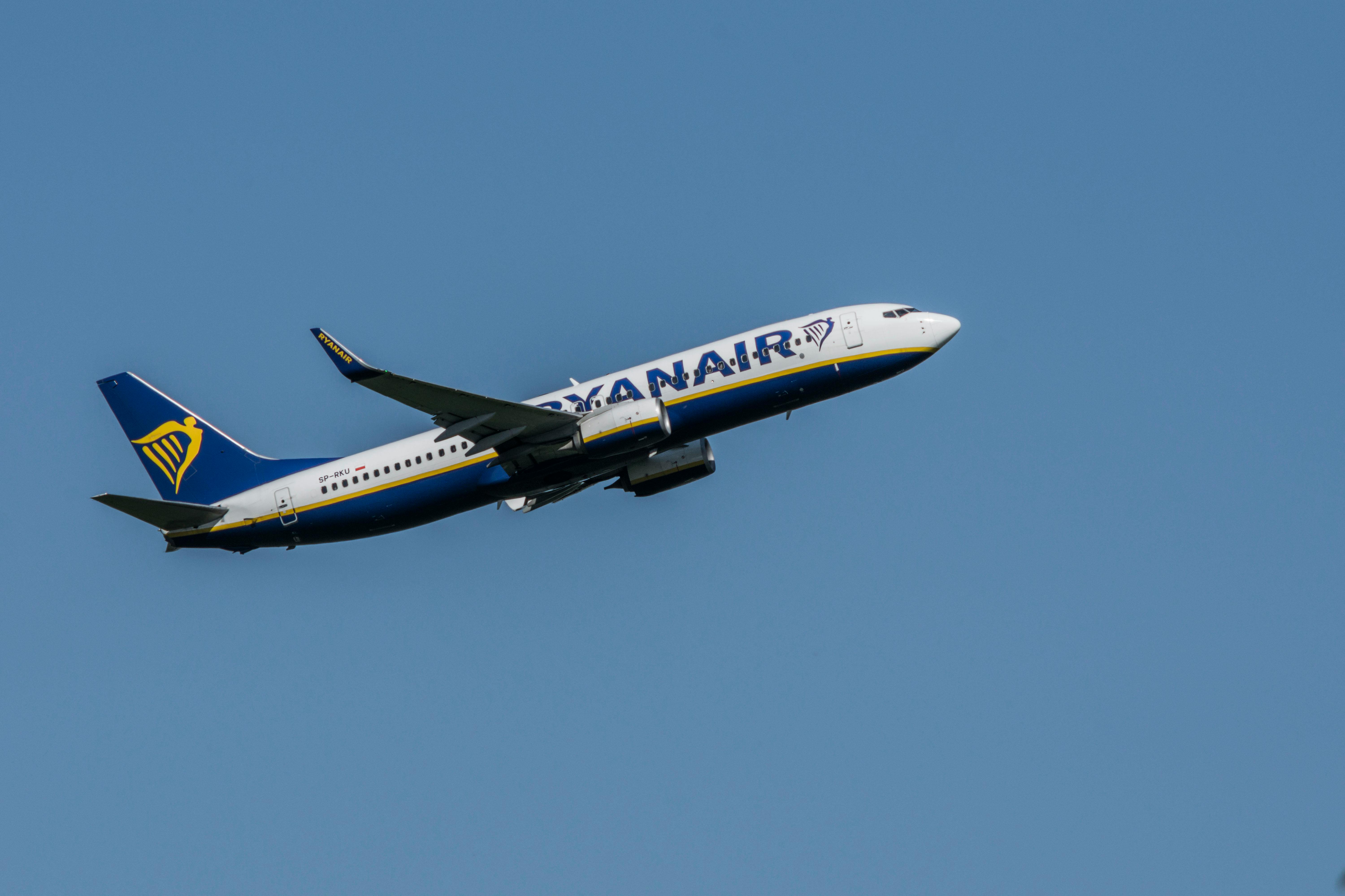 Ryanair Boeing 737 Takeoff in Clear Sky · Free Stock Photo