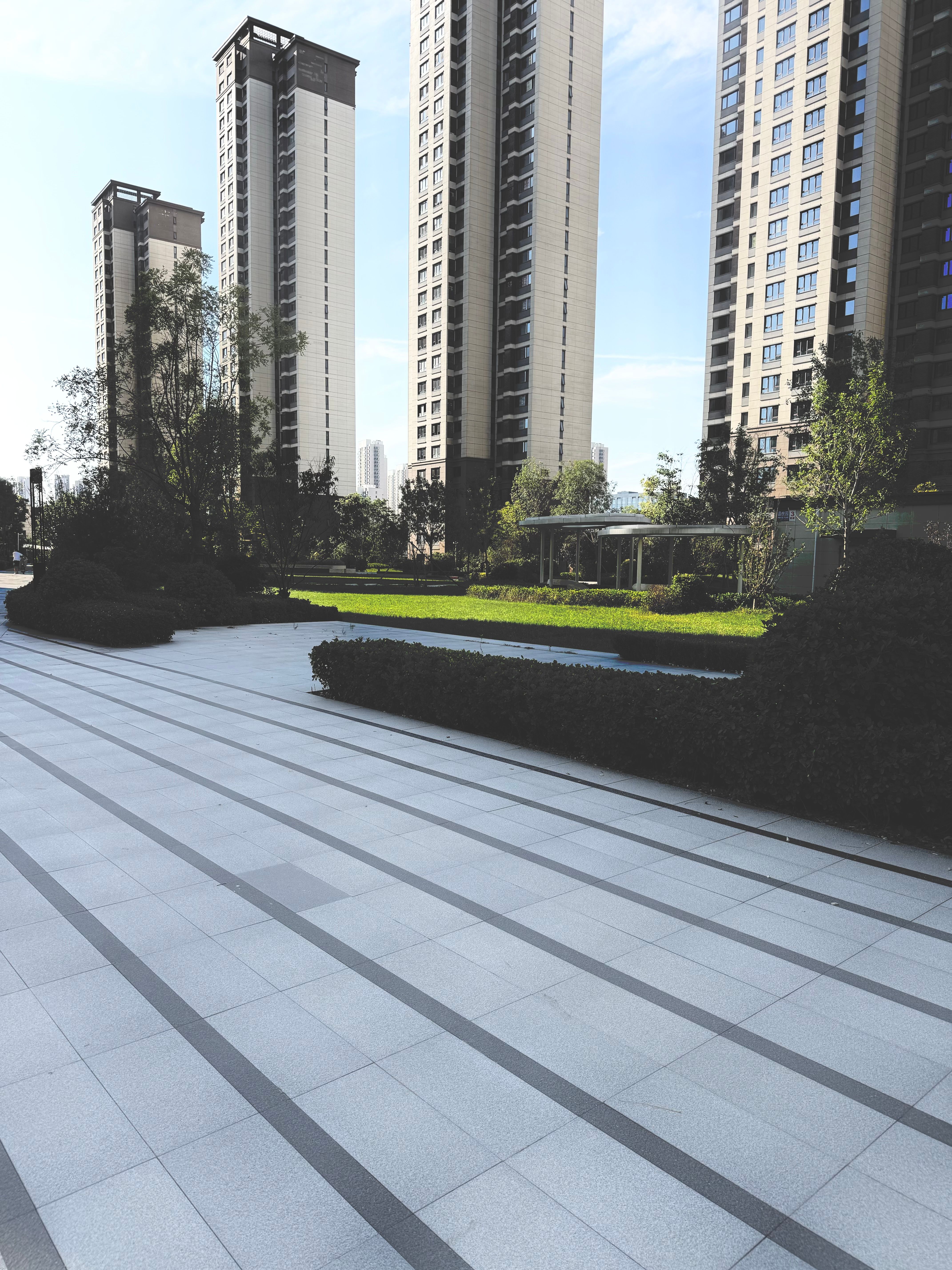 Edificios Modernos De Gran Altura En Un Entorno De Parque Urbano · Foto ...