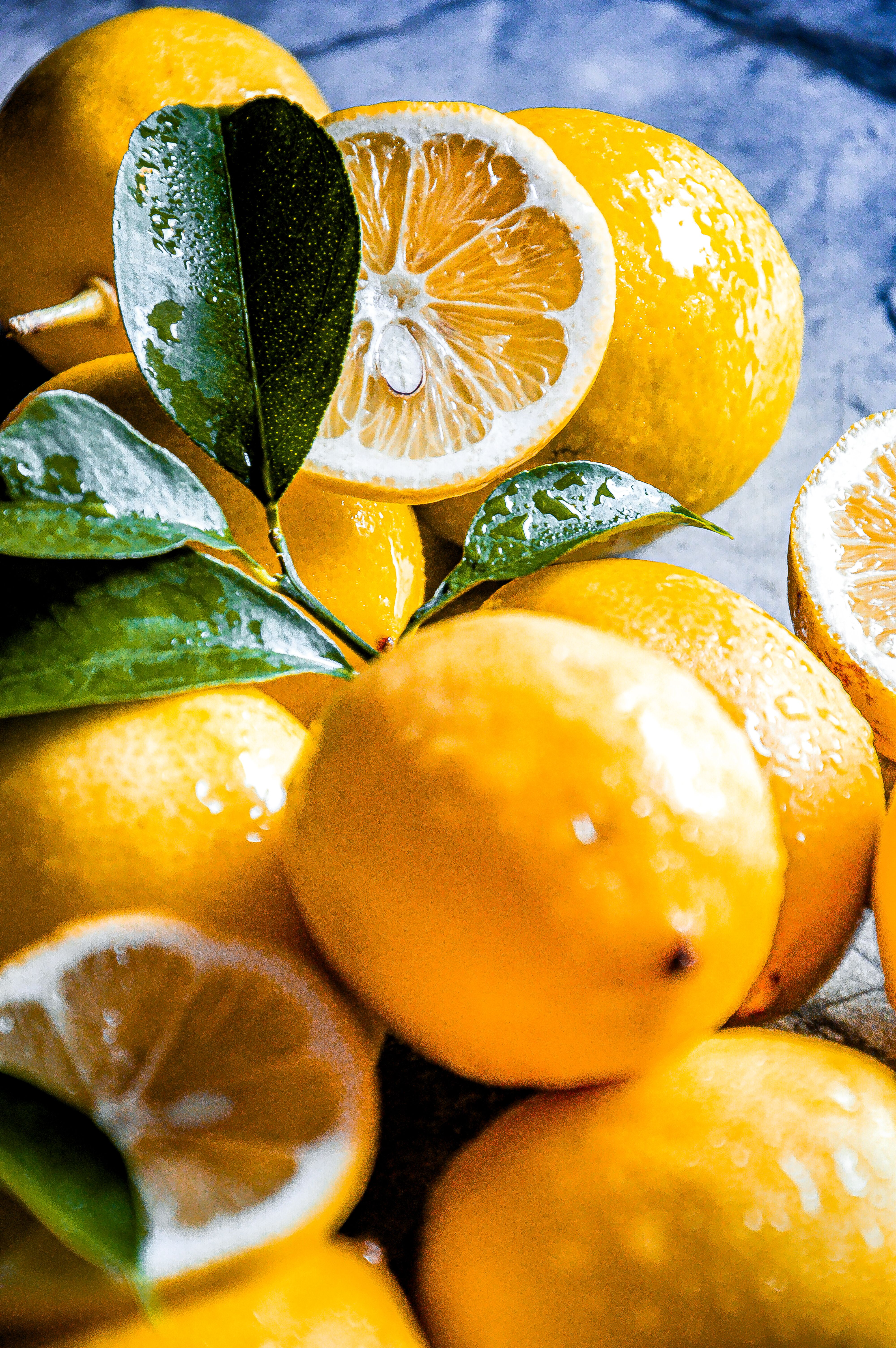 Limones Frescos Con Rocío Sobre Superficie Rústica · Foto de stock gratuita