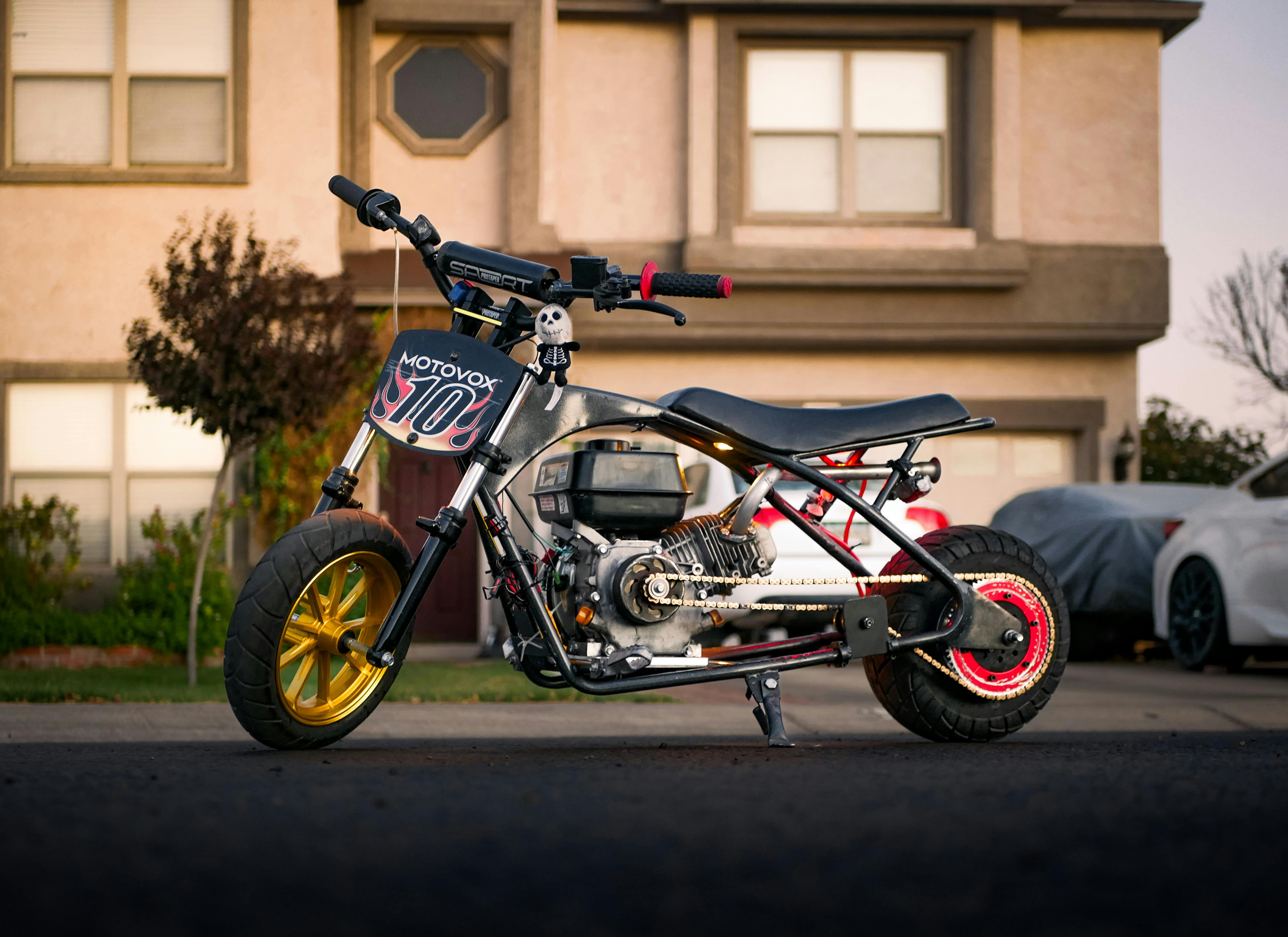 Stylish Motovox Mini Bike in Suburban Setting · Free Stock Photo