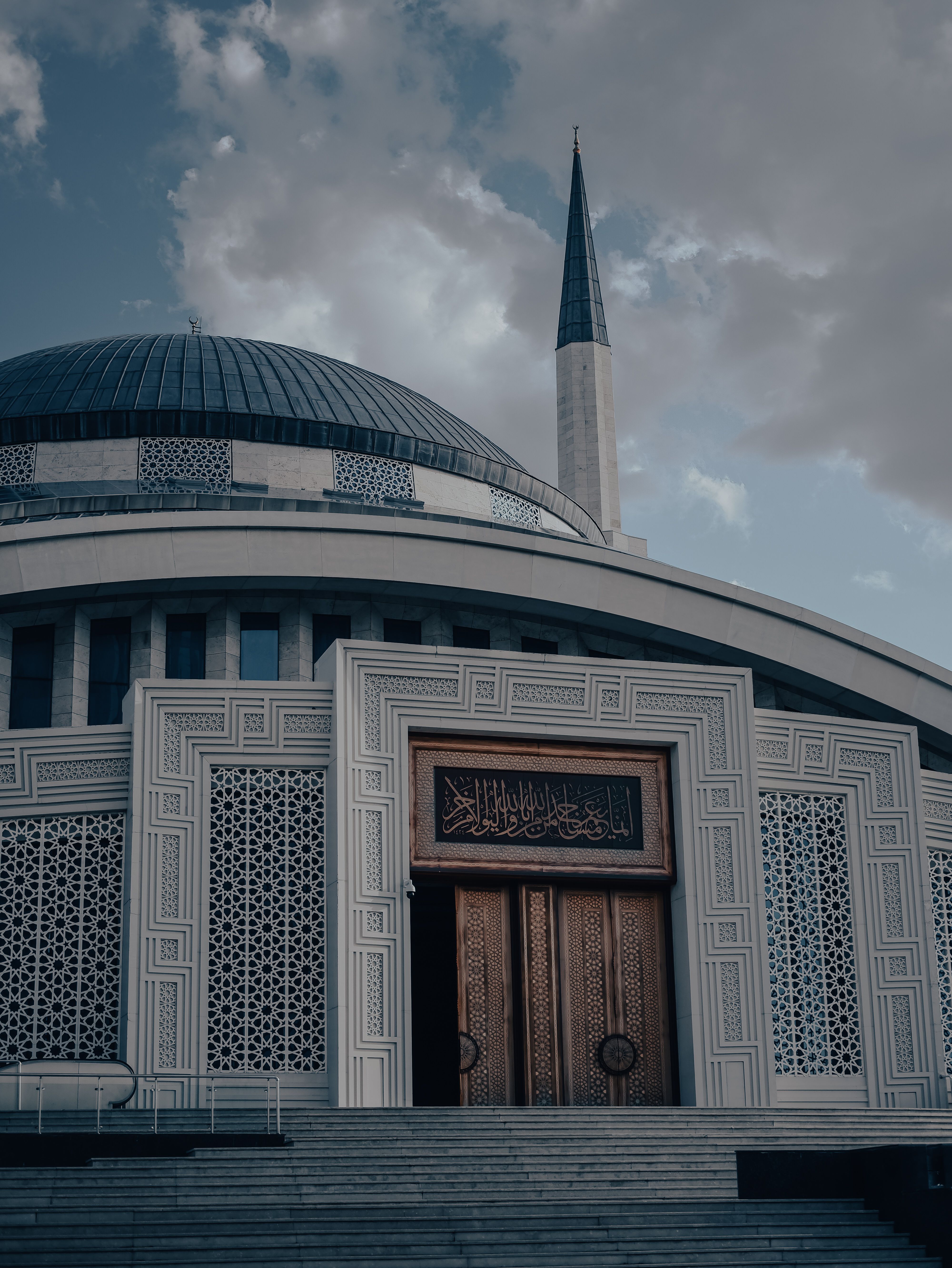 Stunning Islamic Architecture with a Majestic Dome · Free Stock Photo