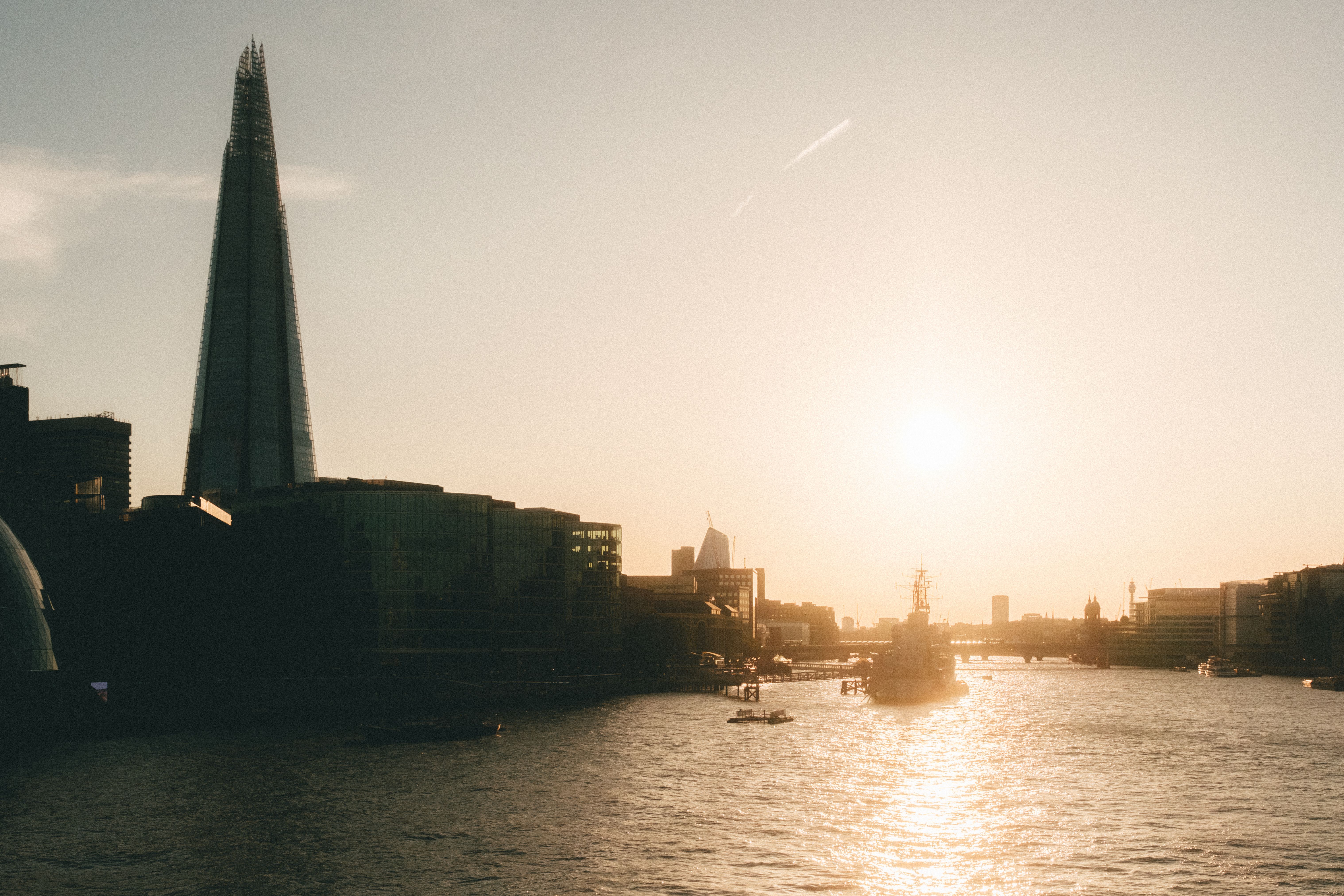 Vista Del Atardecer Desde The Shard Y El Río Támesis · Foto de stock ...