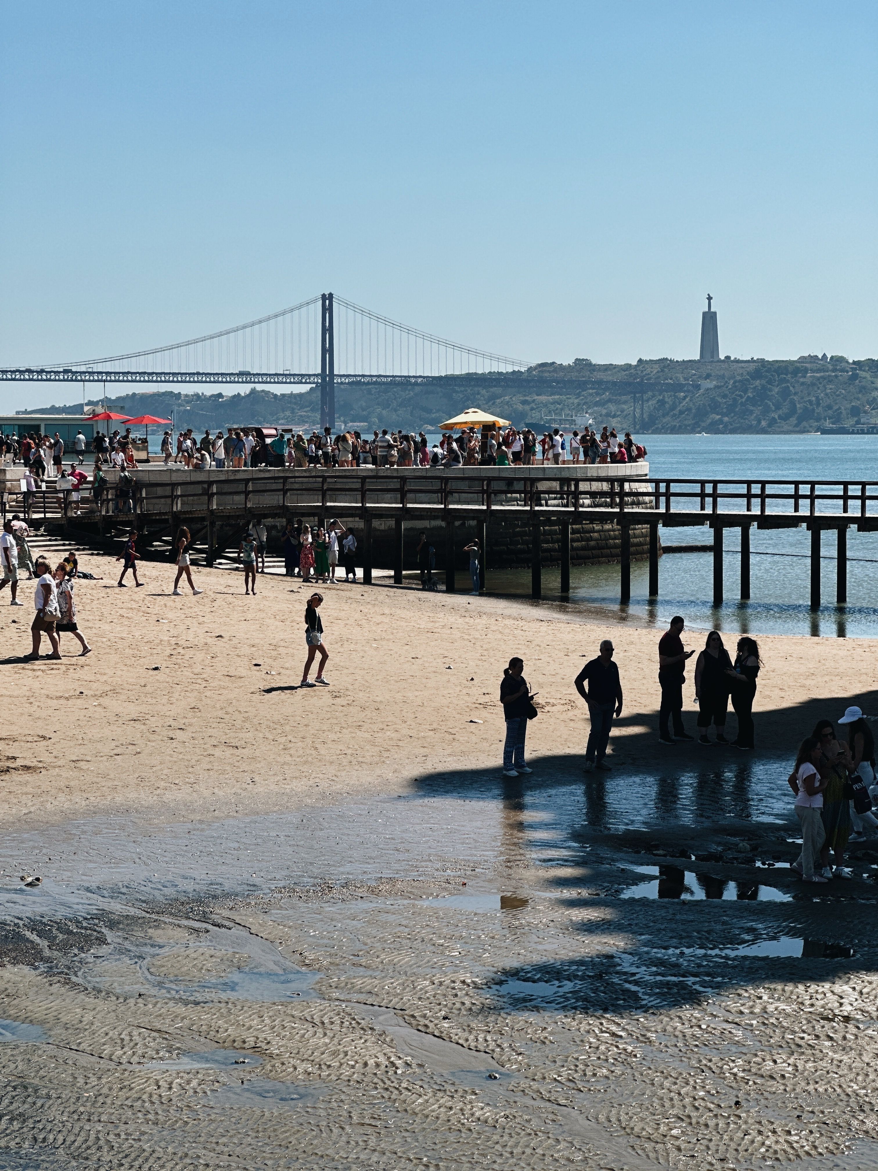 Muelle De Playa Abarrotado De Gente Con El Emblemático Puente Colgante ...