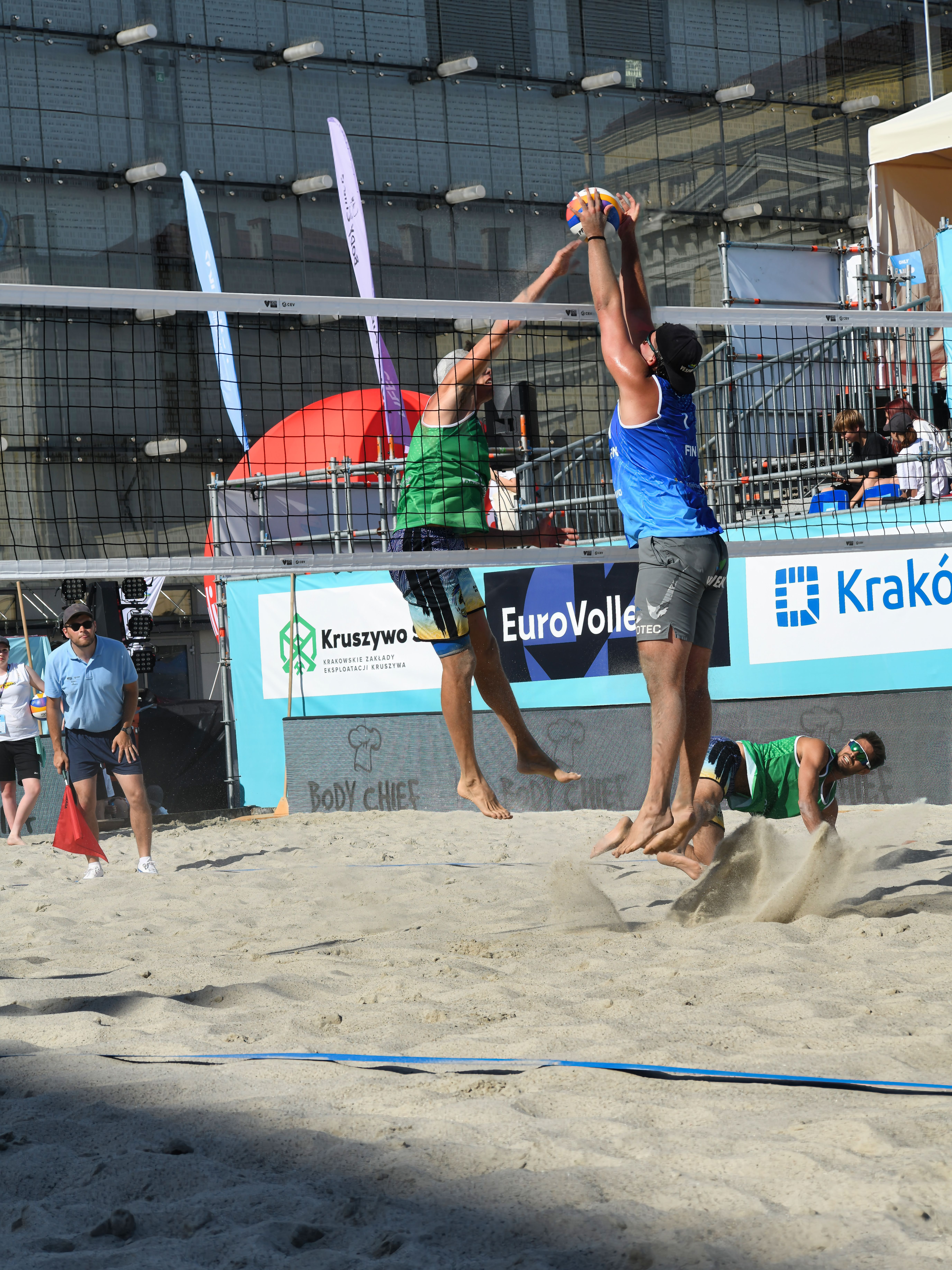 Exciting Beach Volleyball Match in Action · Free Stock Photo