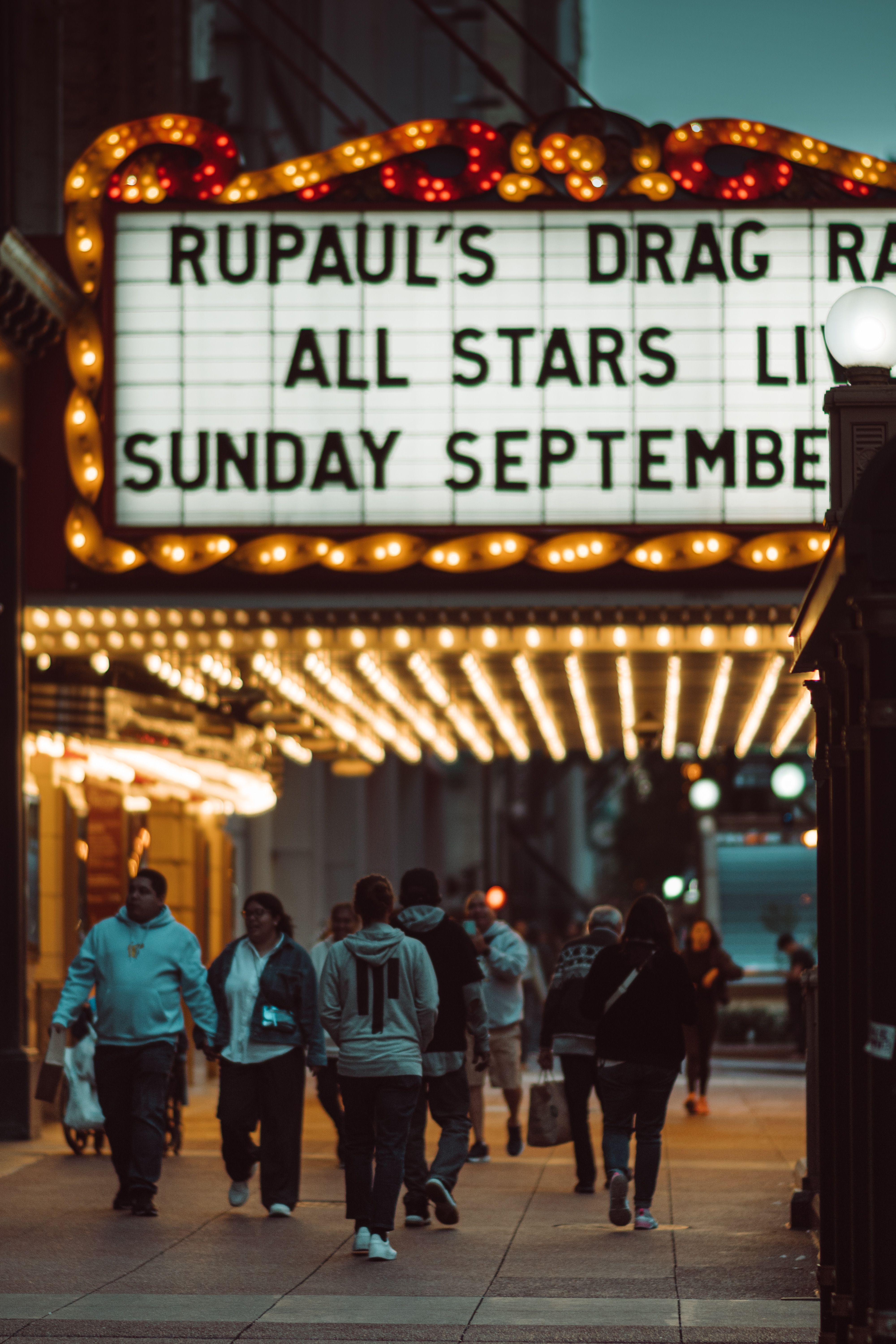 Vibrant Chicago Street Scene with Theater Marquee · Free Stock Photo