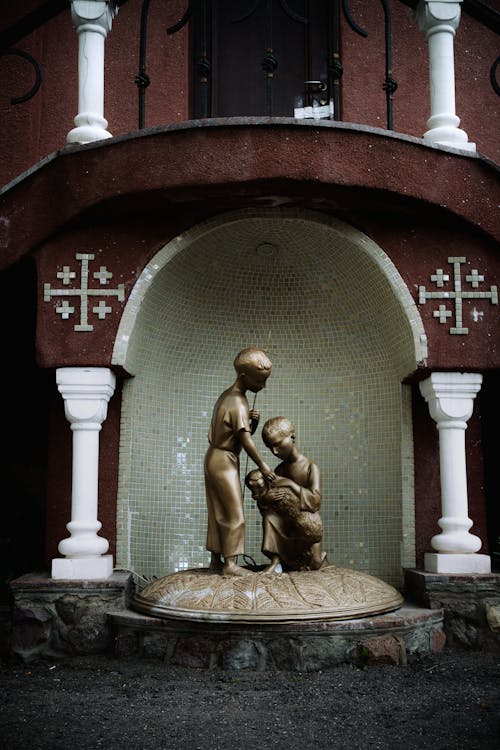 Bronze statue in Minsk archway exterior · Free Stock Photo Bronze statue in Minsk archway exterior · Free Stock Photo