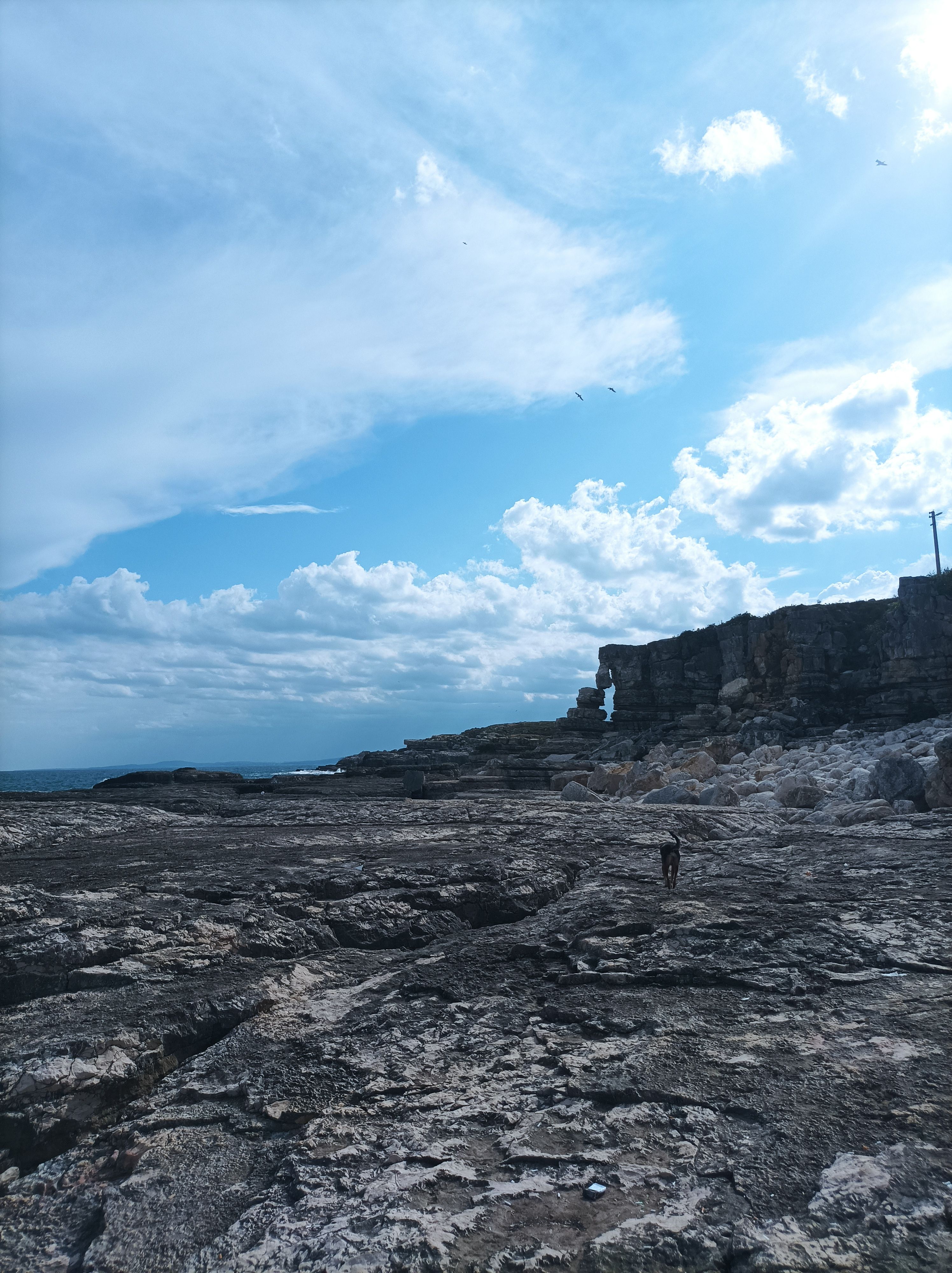 Pantai Berbatu Yang Dramatis Di Bawah Langit Biru Yang Luas · Foto Stok ...