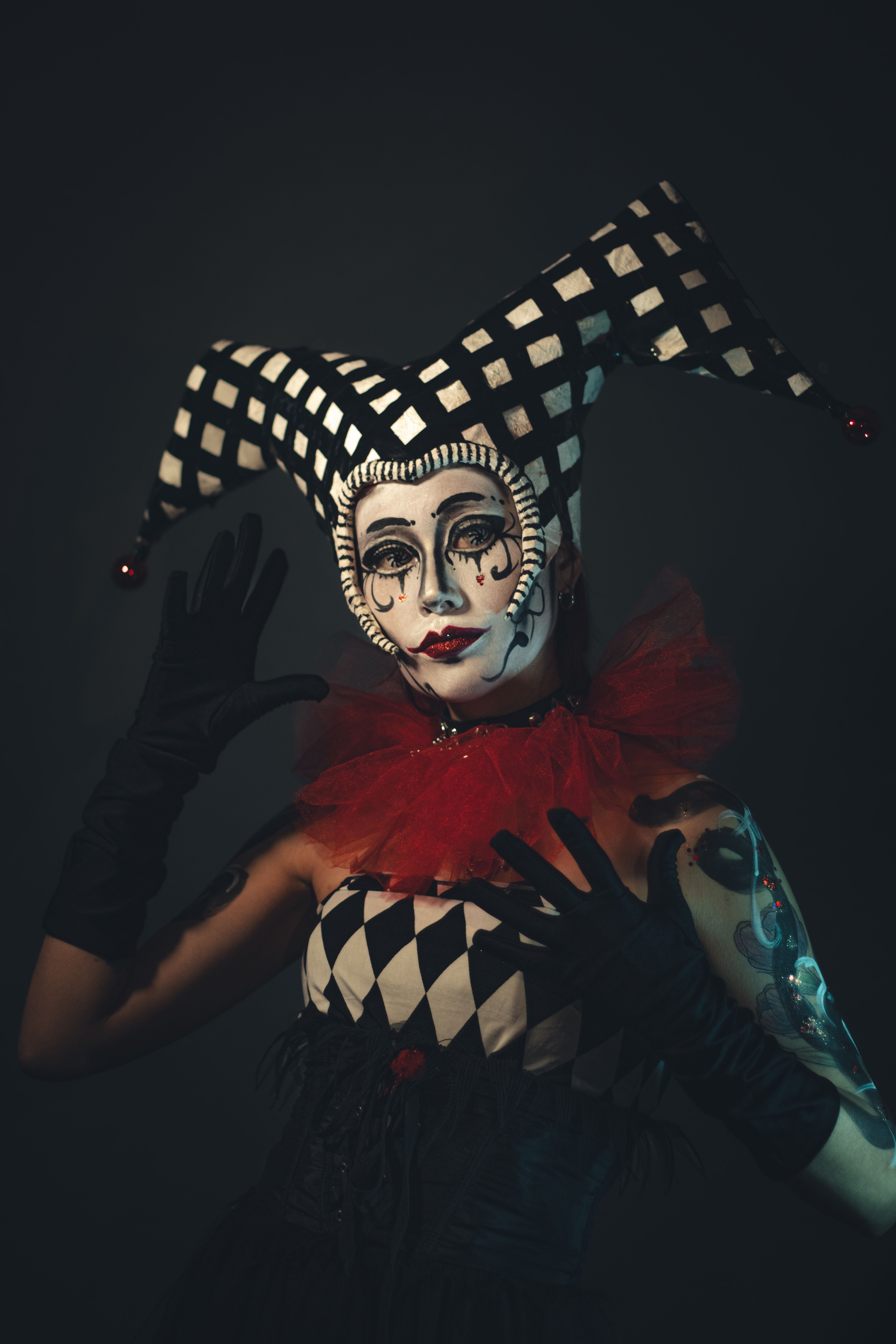 Artista Arlequín Con Traje Dramático · Foto de stock gratuita