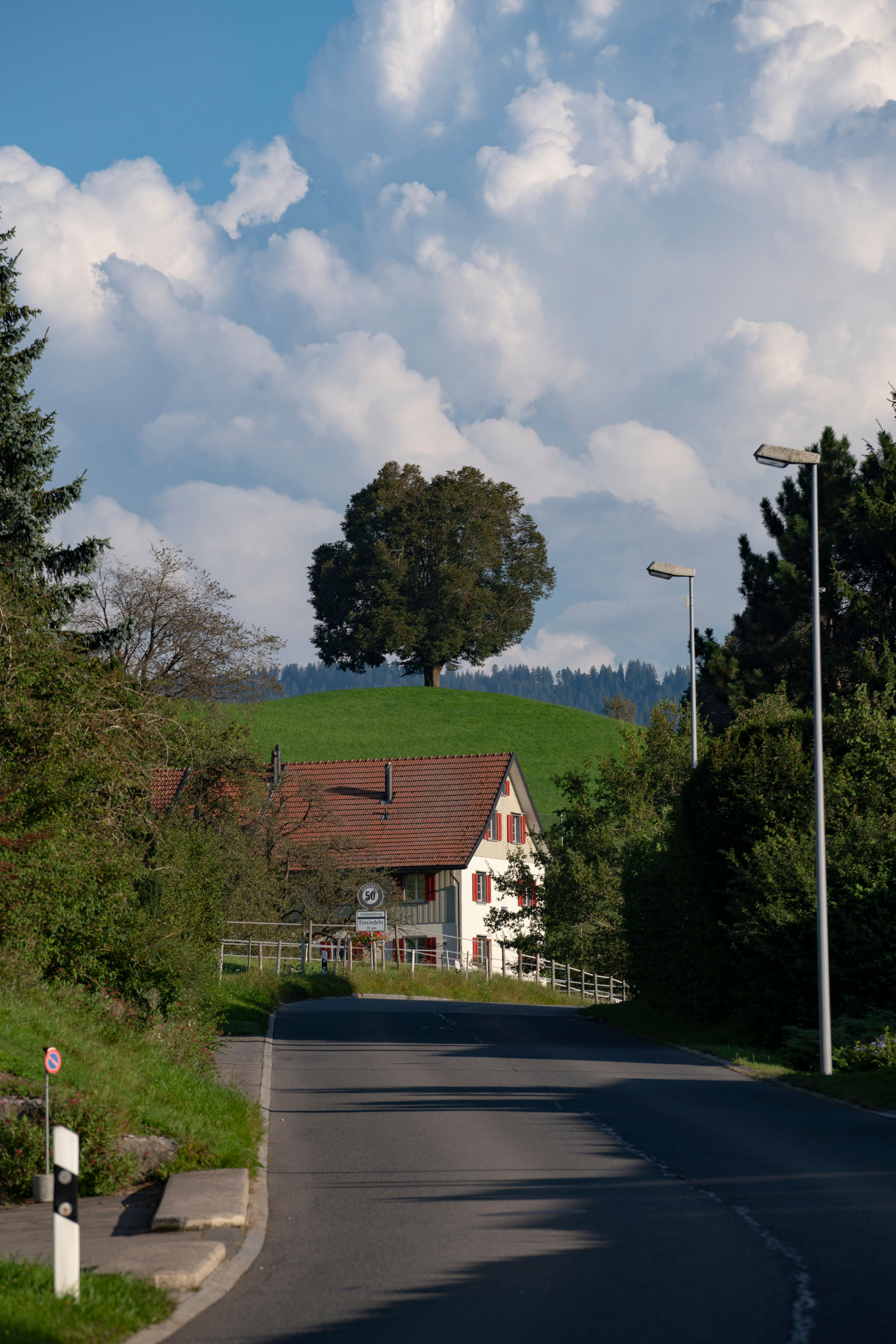Scenic Rural Road Leading to Charming Countryside House · Free Stock Photo