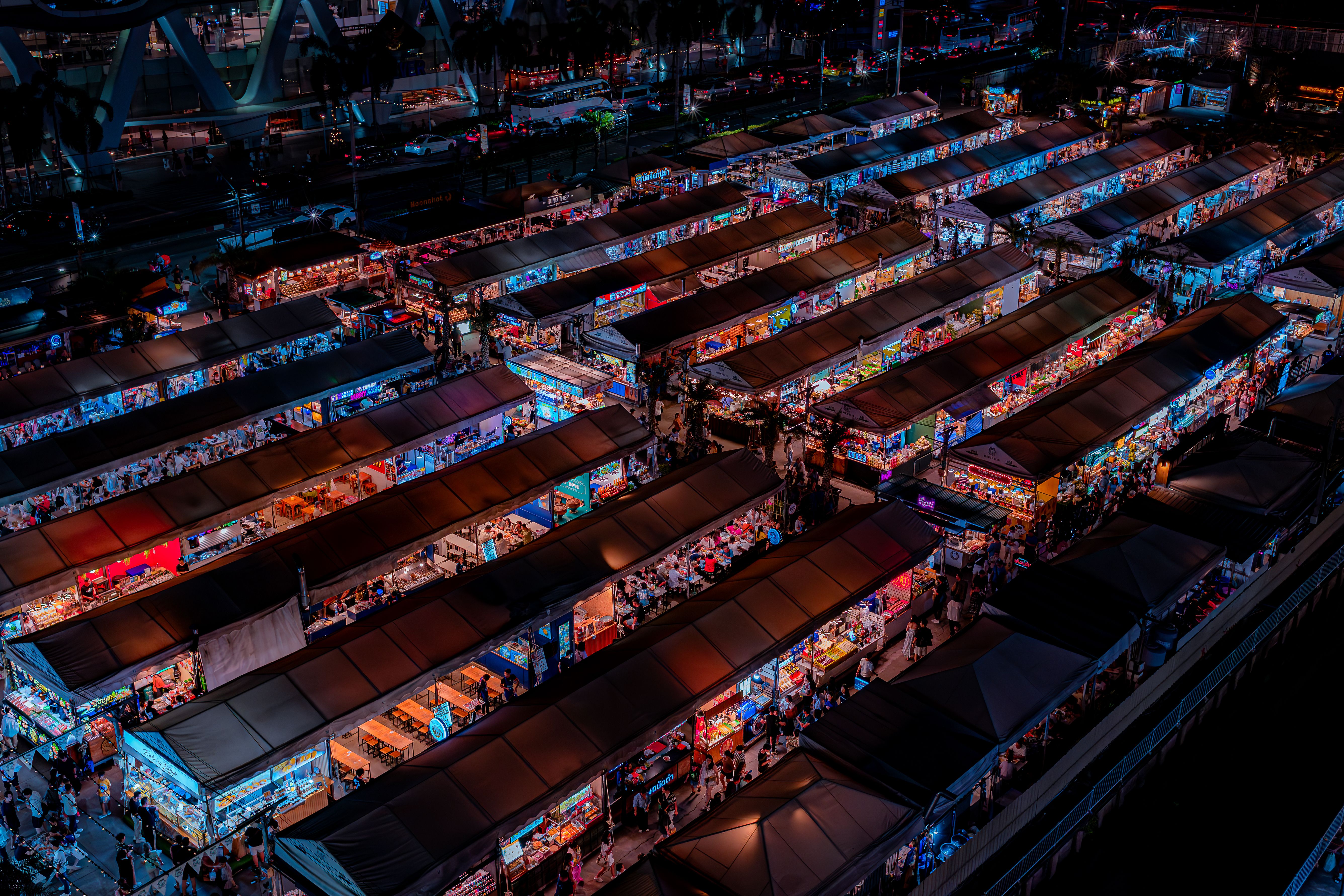 Vista Aérea Del Bullicioso Mercado Nocturno De Bangkok · Foto de stock ...