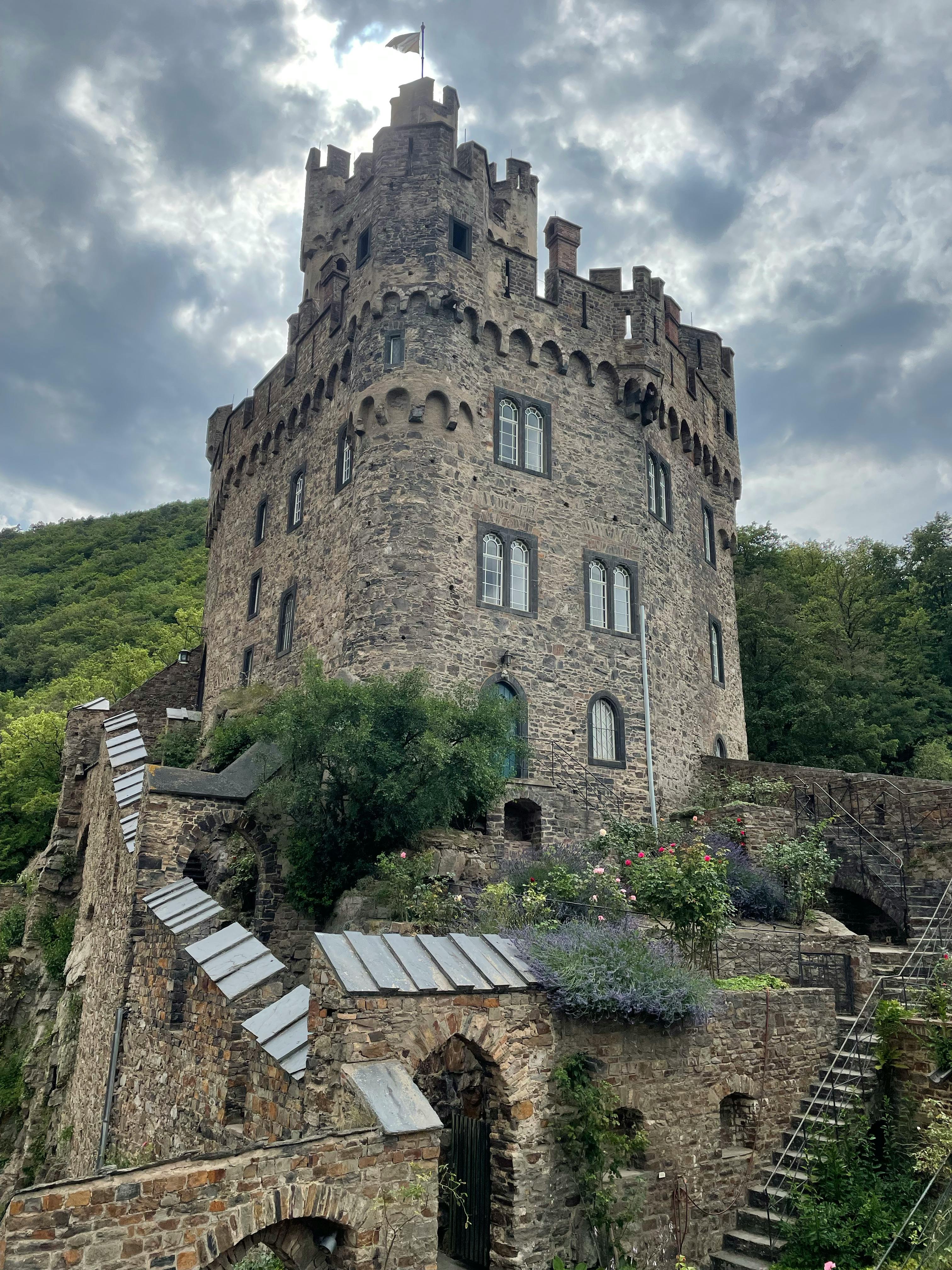 Castelo De Pedra Medieval Sob Céu Dramático · Foto profissional gratuita