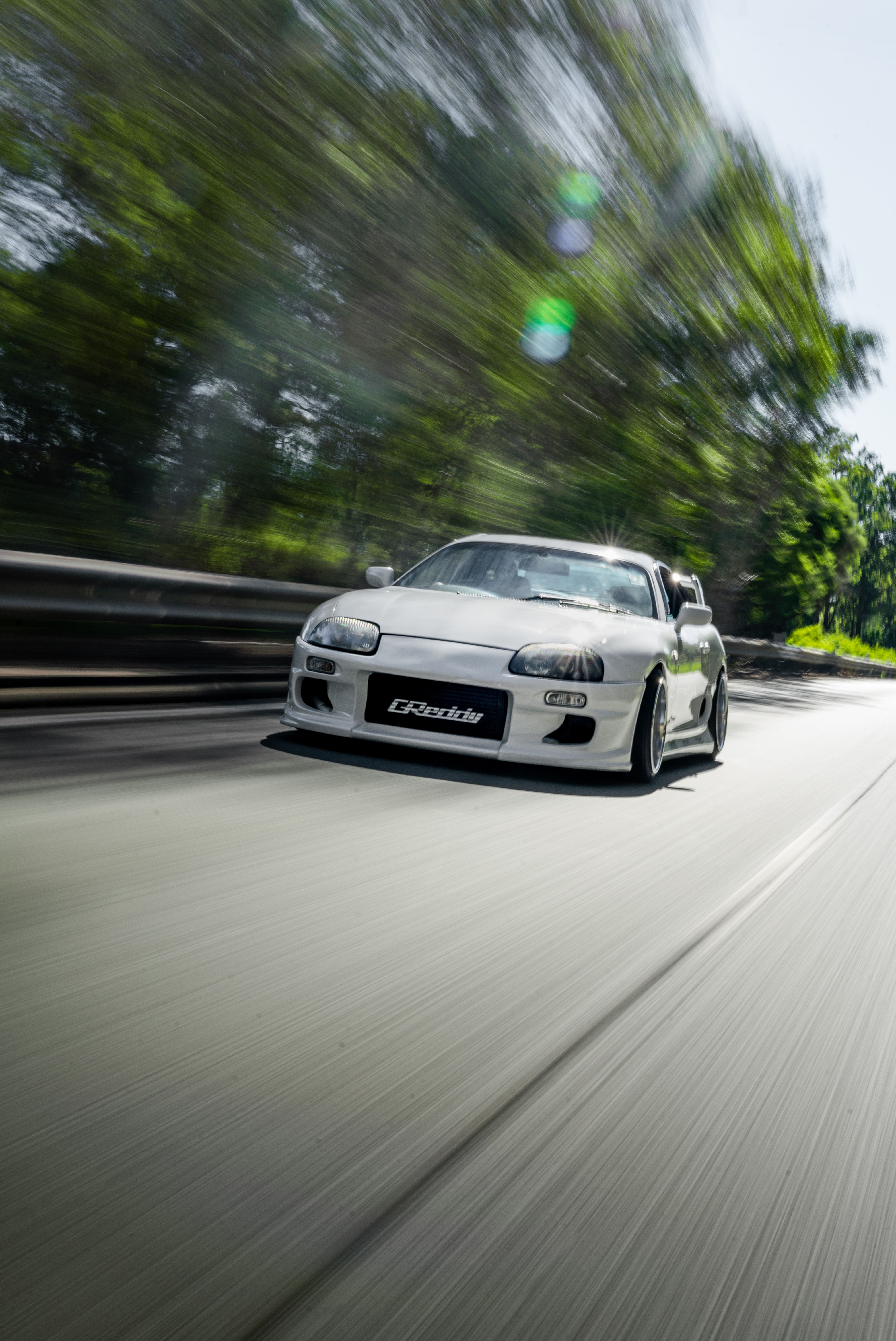 Toyota Supra Putih Dinamis Di Jalan Brisbenas · Foto Stok Gratis
