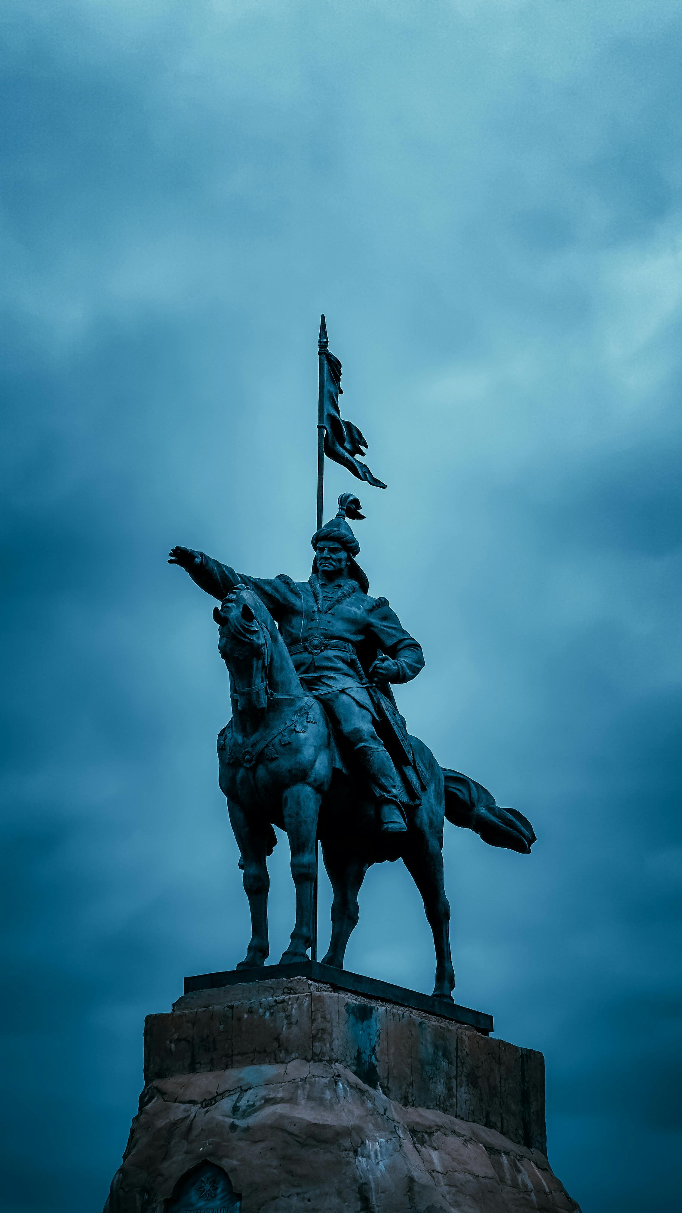 Statue of Standing Man · Free Stock Photo