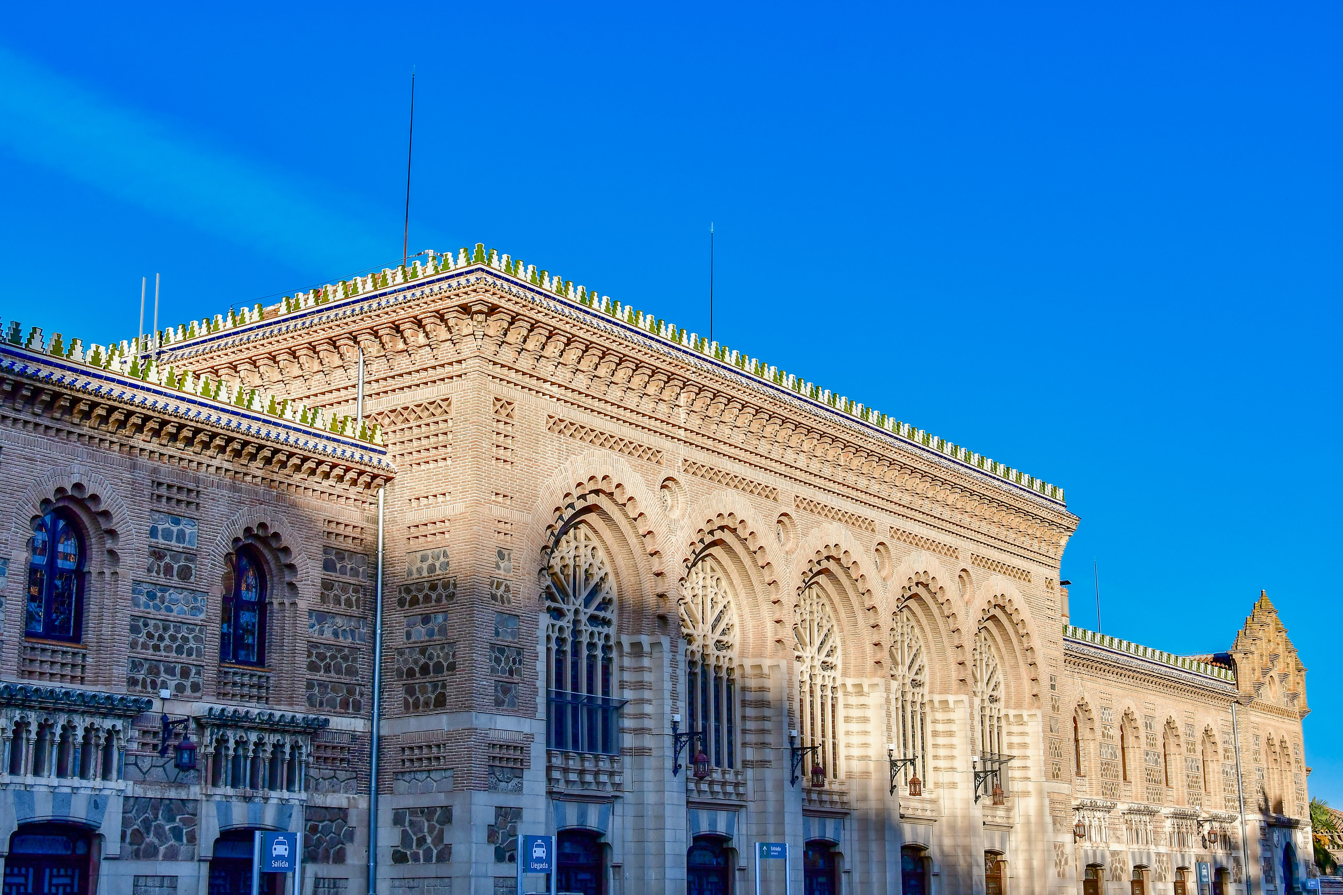 Historic Toledo Building in Bright Daylight · Free Stock Photo