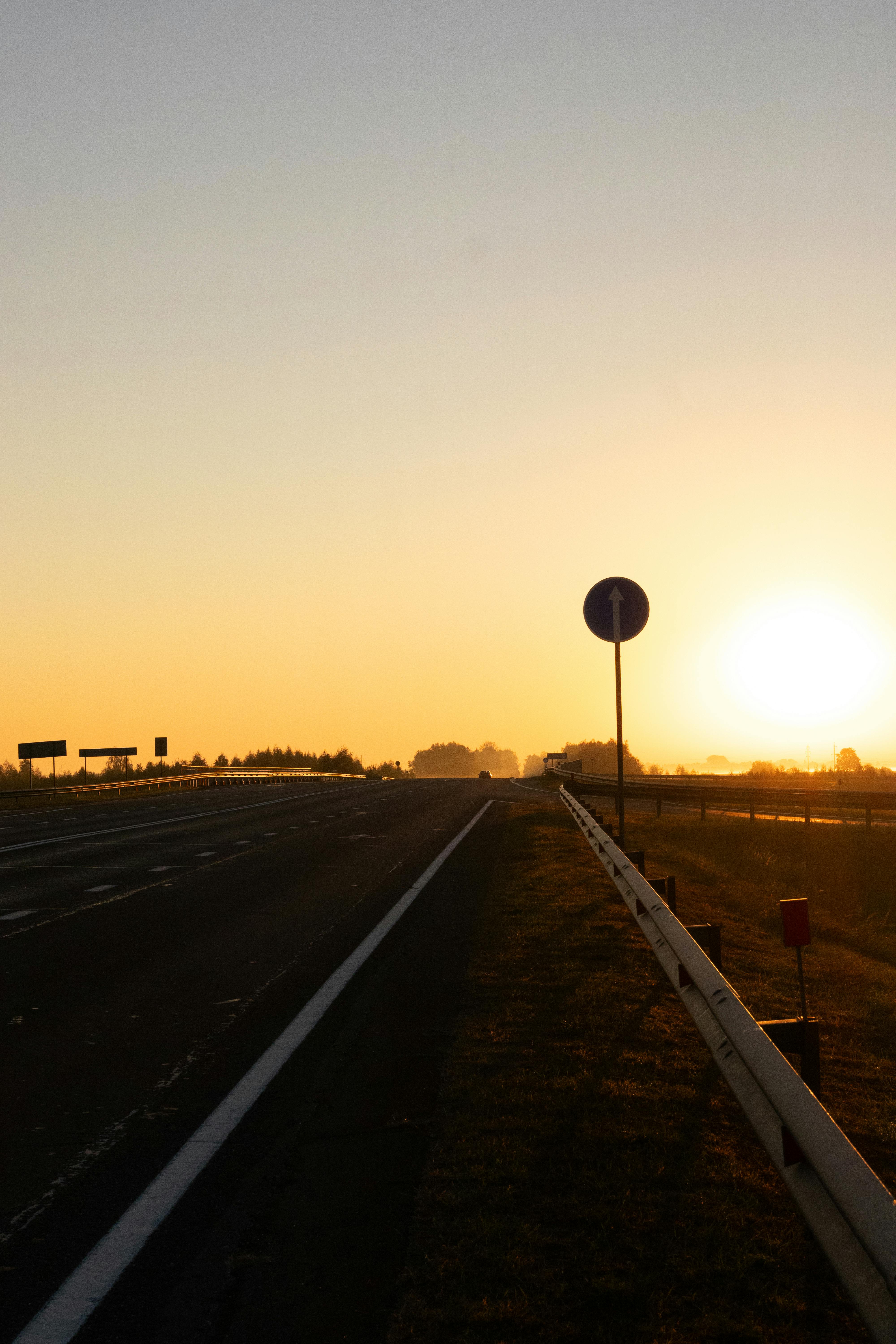 Pemandangan Matahari Terbit Di Atas Jalan Raya Yang Sepi · Foto Stok Gratis