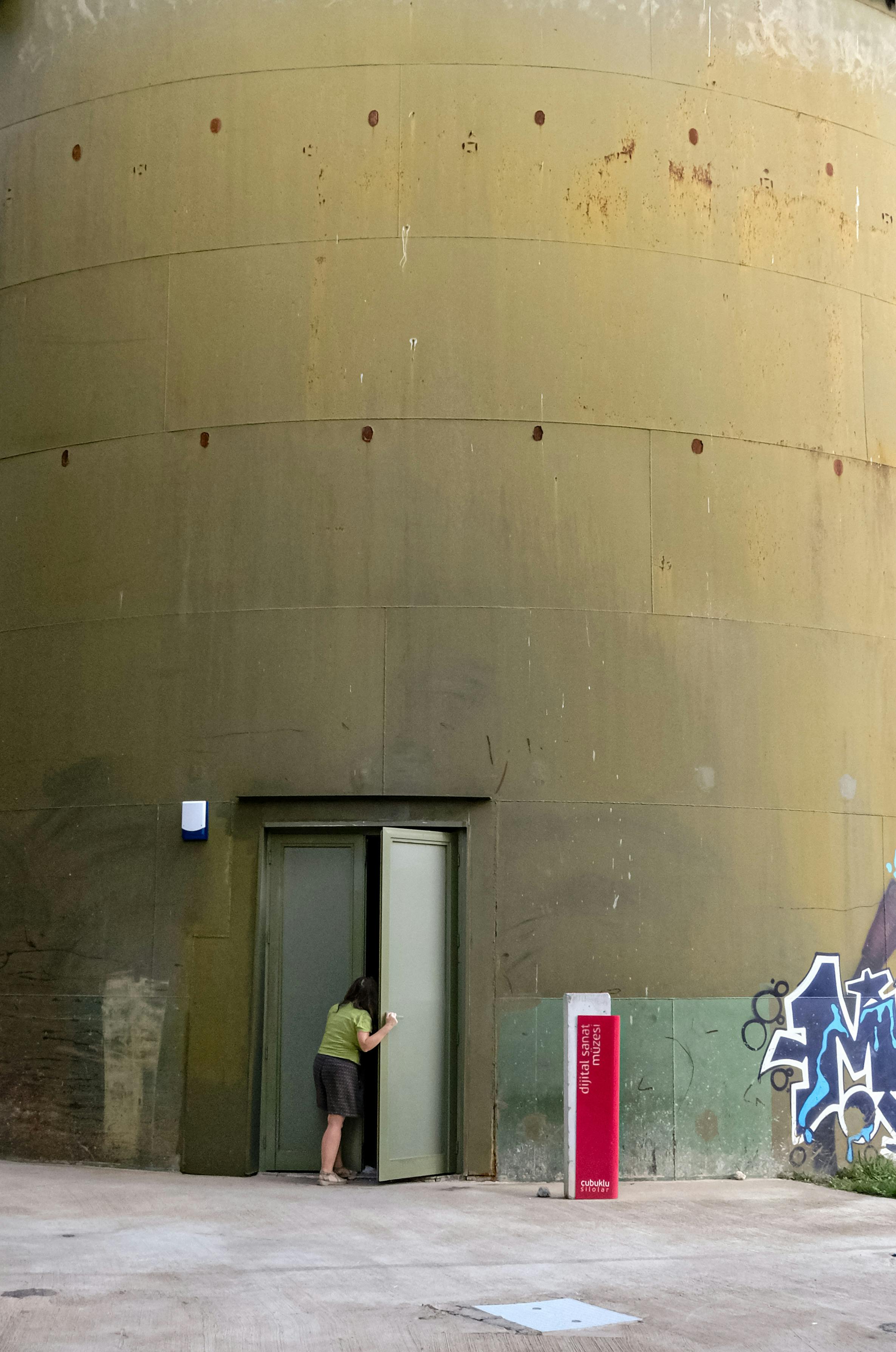 Persona Entrando A La Puerta De Un Edificio Industrial · Foto de stock ...