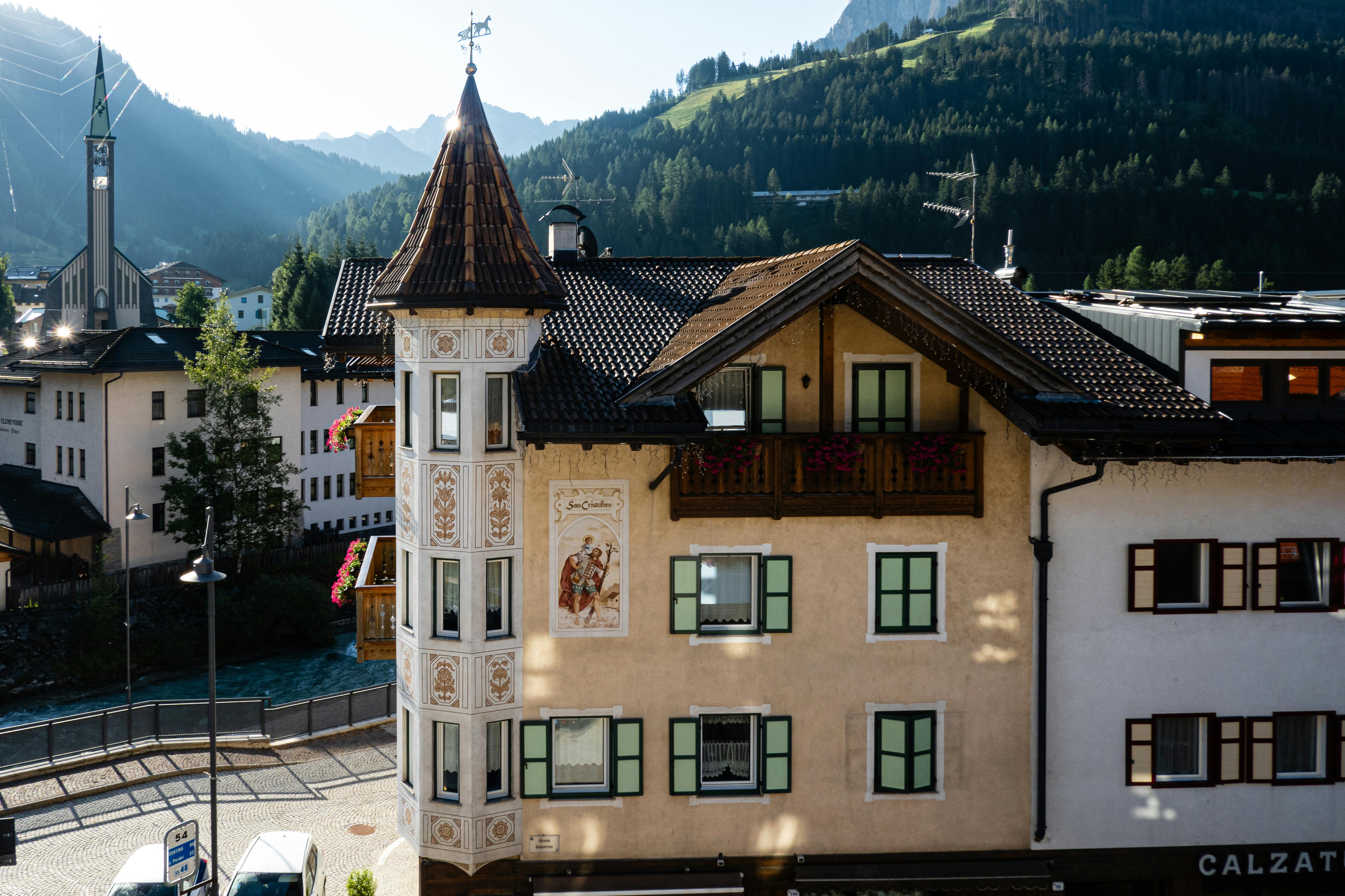 Charming Alpine Village Scenic View · Free Stock Photo