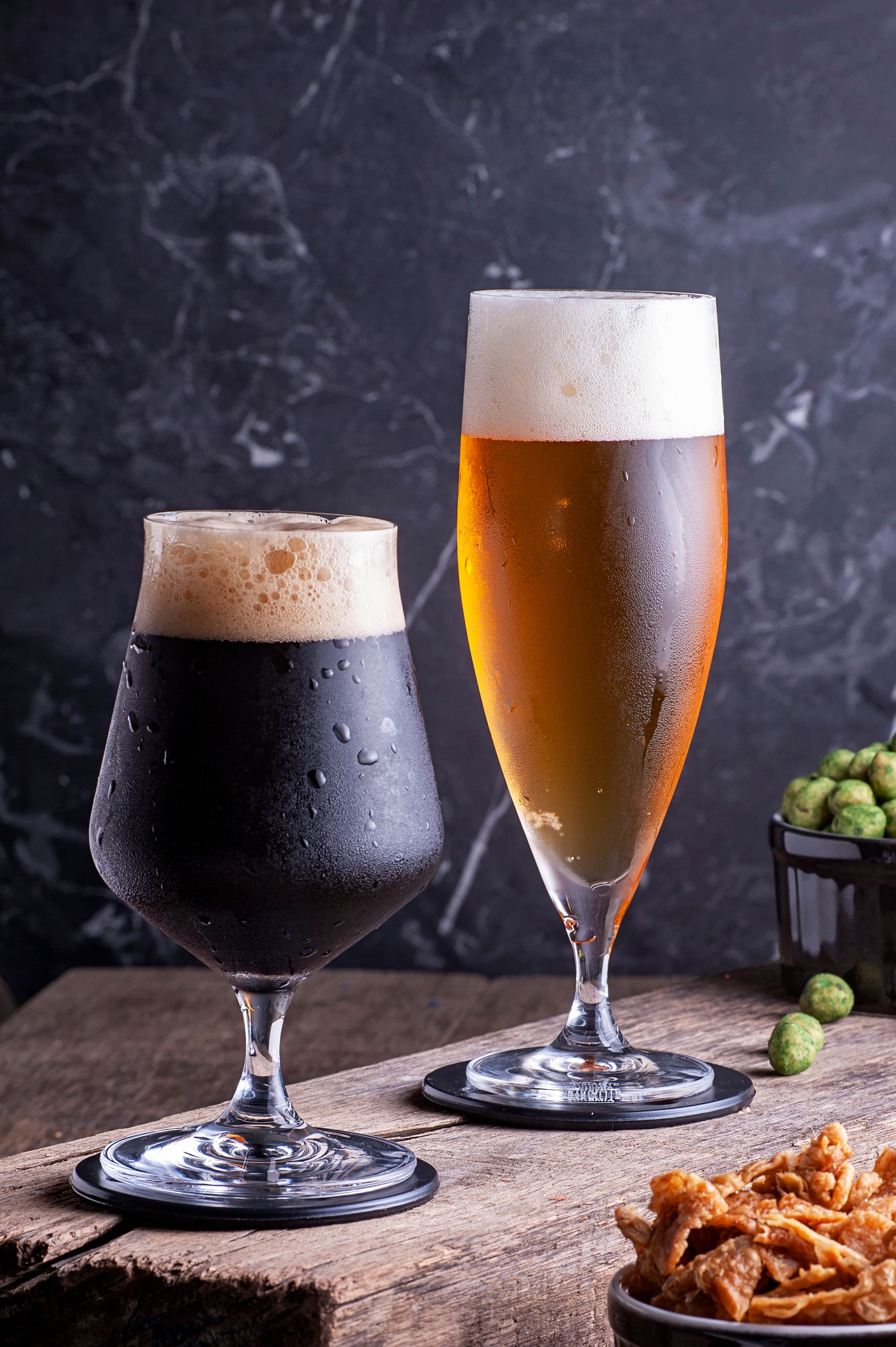 Cervejas Artesanais Refrescantes Em Mesa De Madeira · Foto profissional ...