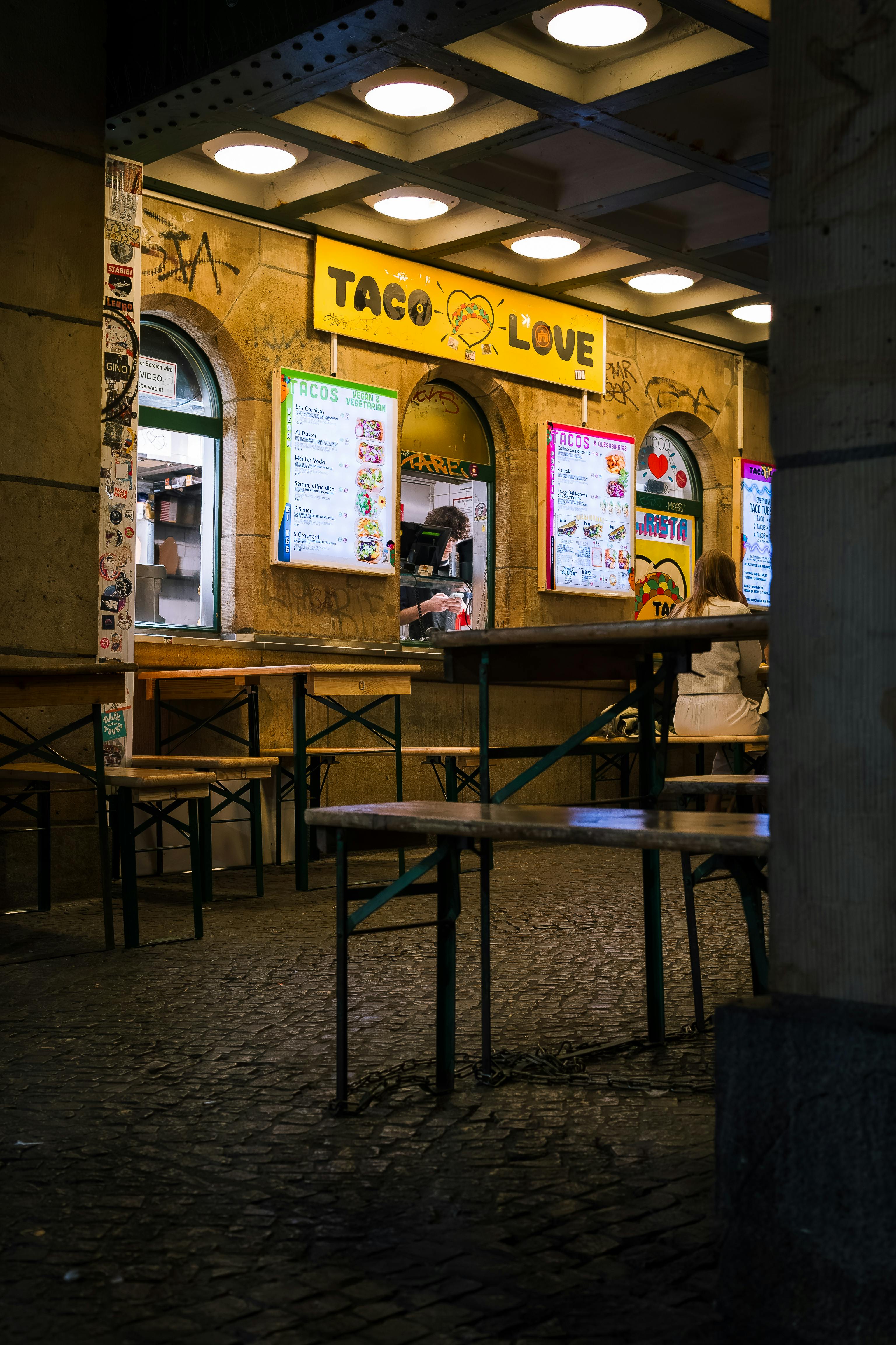 Taco Food Stand at Night in Berlin · Free Stock Photo