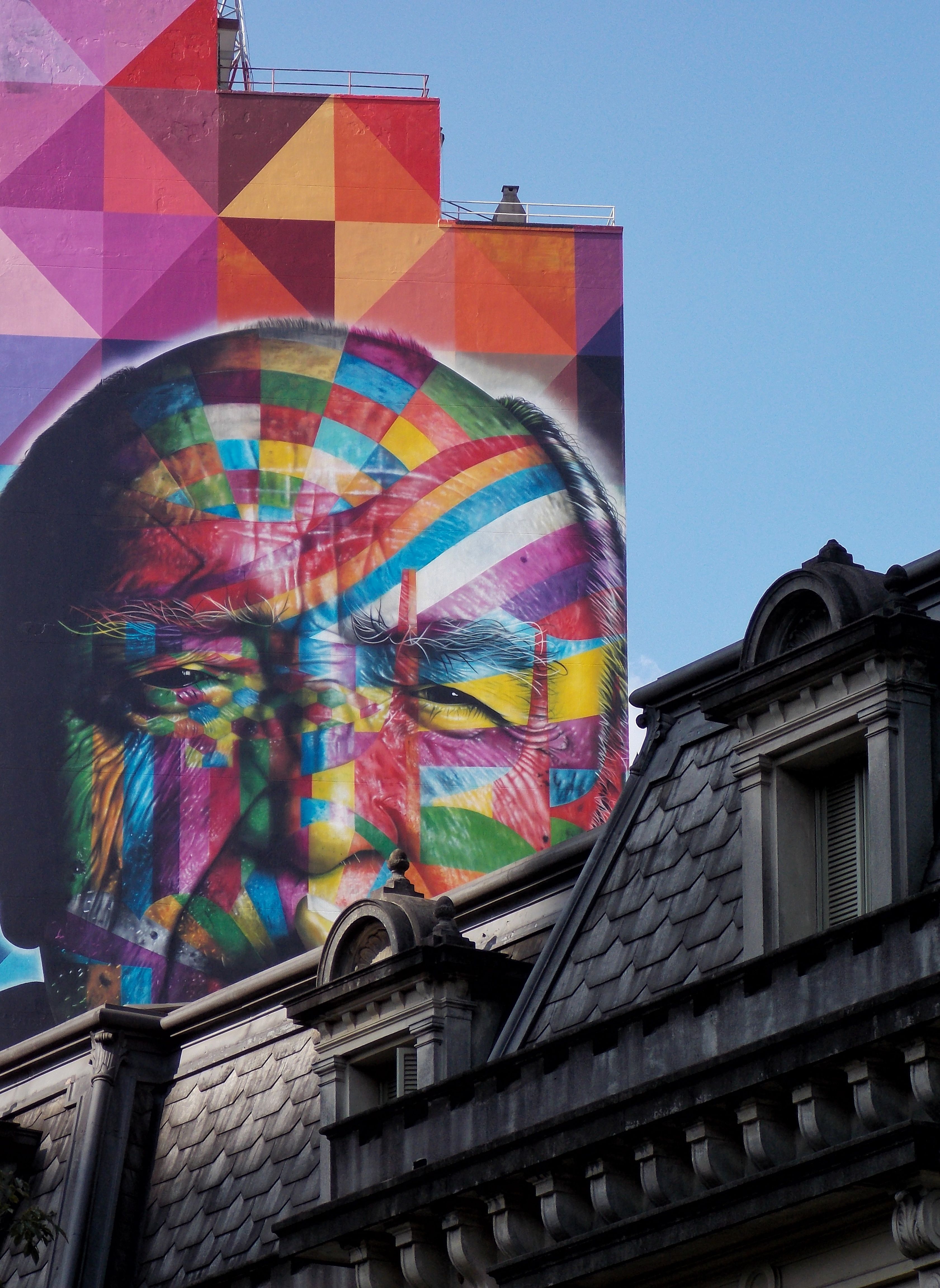 Mural De Arte Urbano Colorido En La Fachada De Un Edificio · Foto de ...