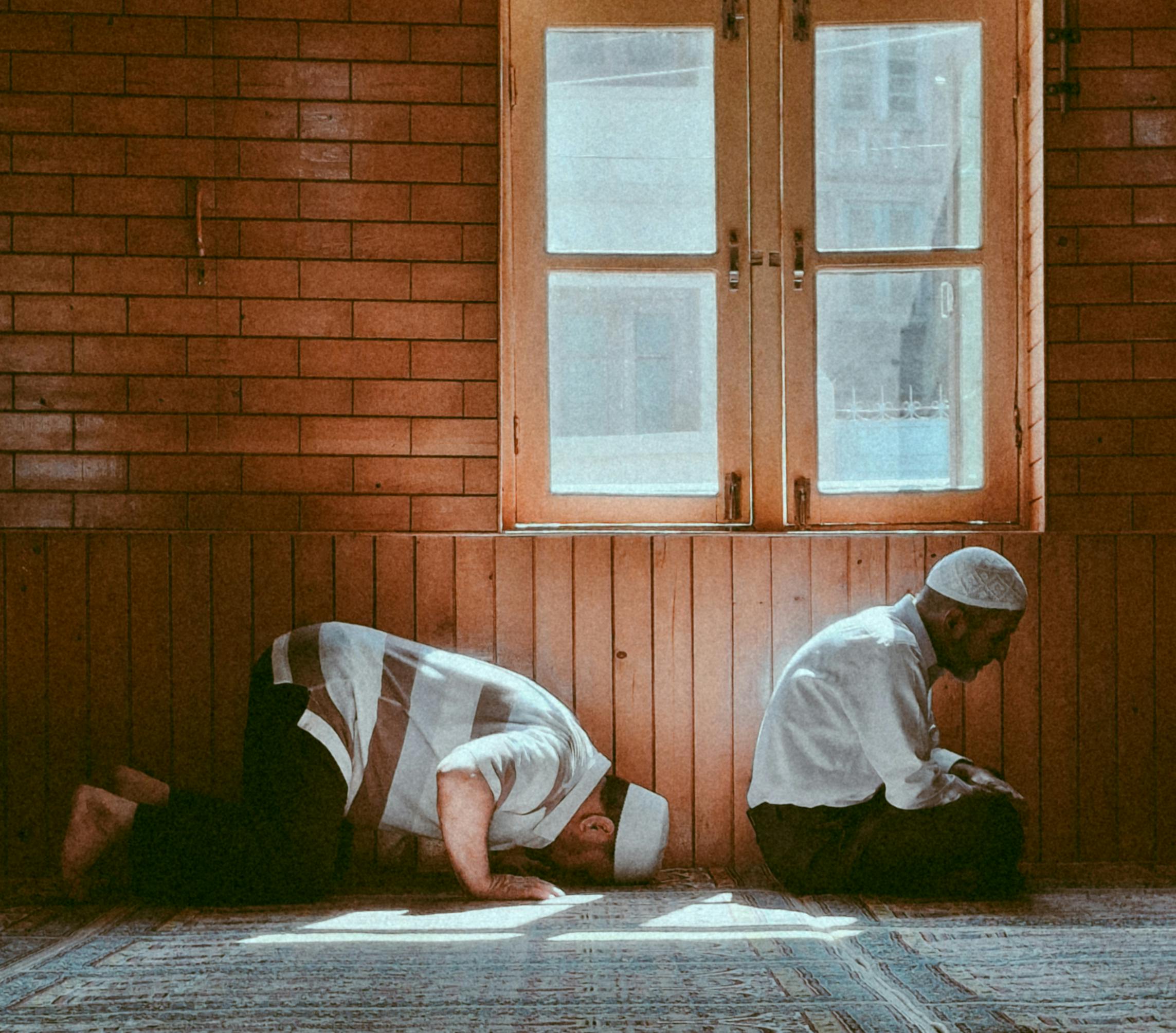 Pria Muslim Berdoa Di Dalam Masjid · Foto Stok Gratis