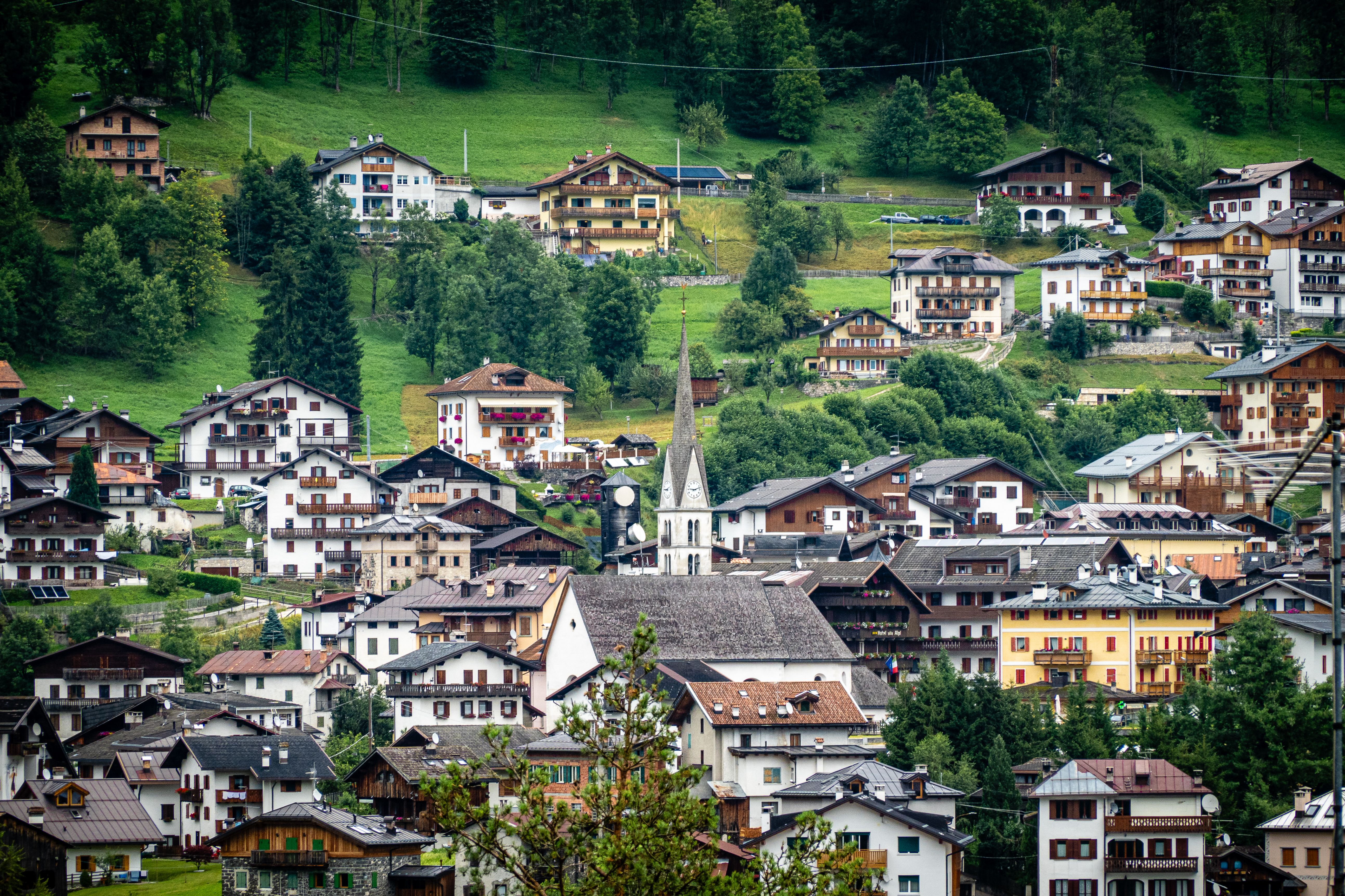 Charming Alpine Village with Scenic View · Free Stock Photo