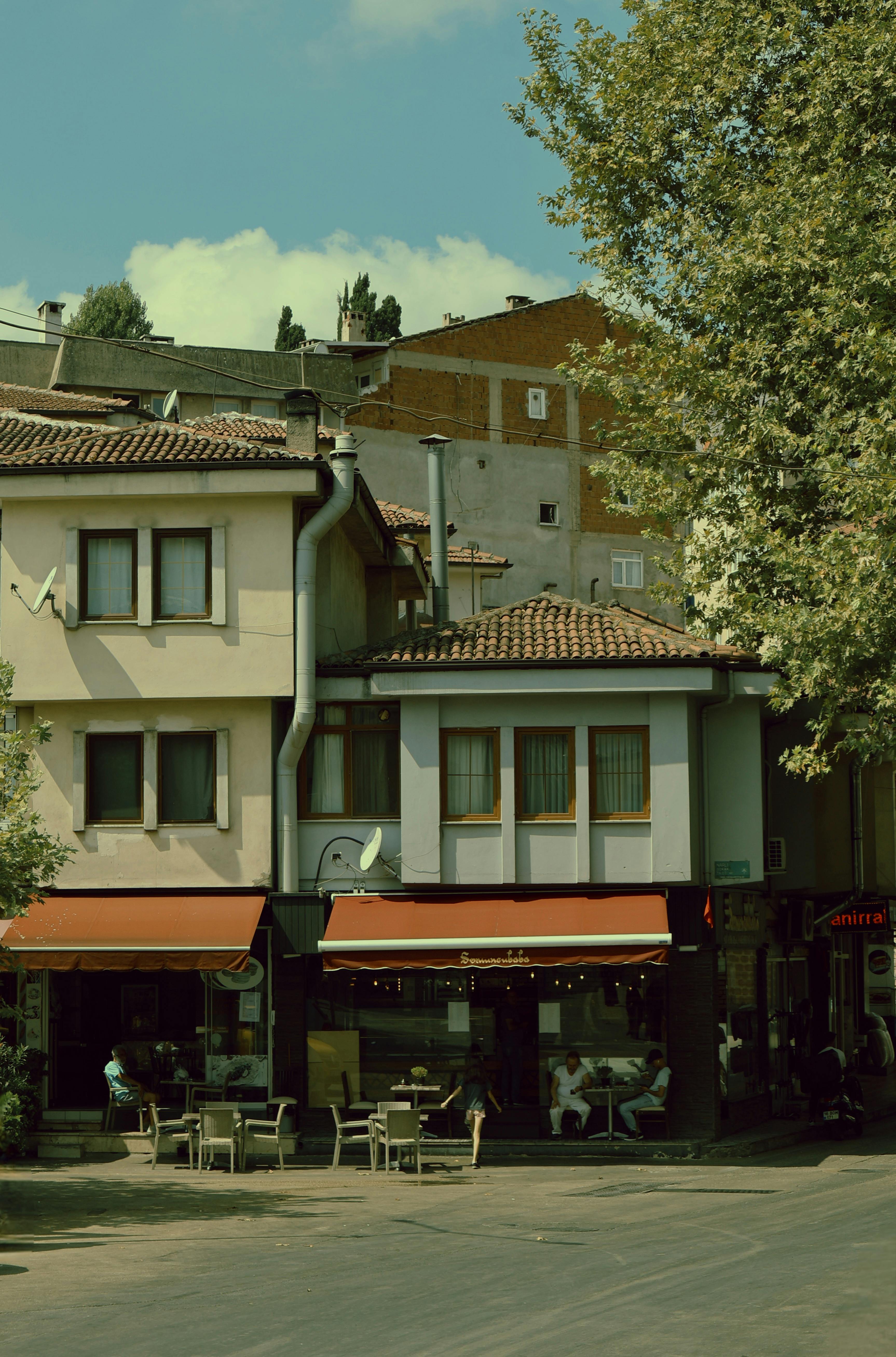 Charming European Cafe Street Scene with Seating · Free Stock Photo