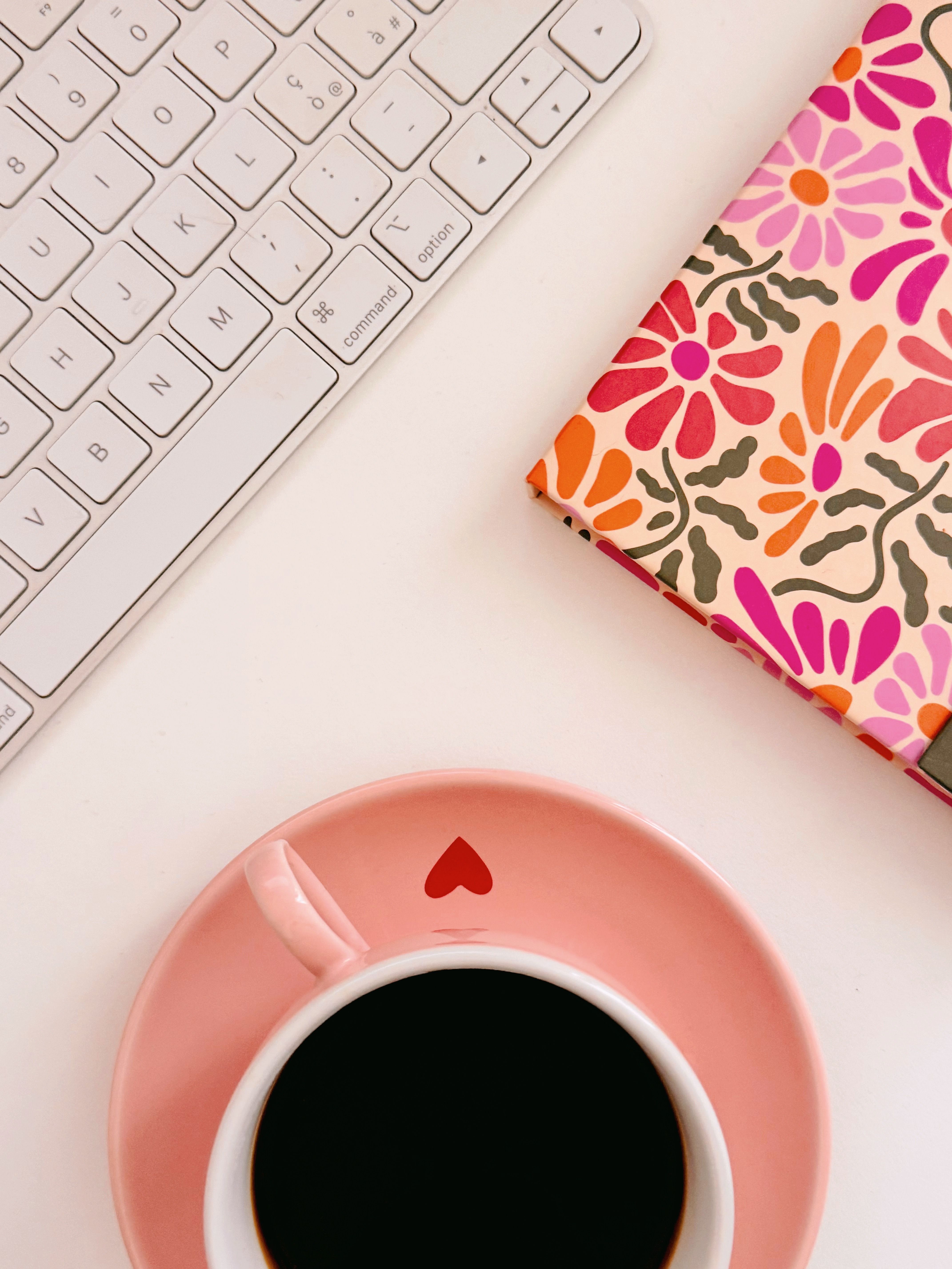 Decoración Vibrante Para La Oficina En Casa Con Café Y Agenda · Foto de ...