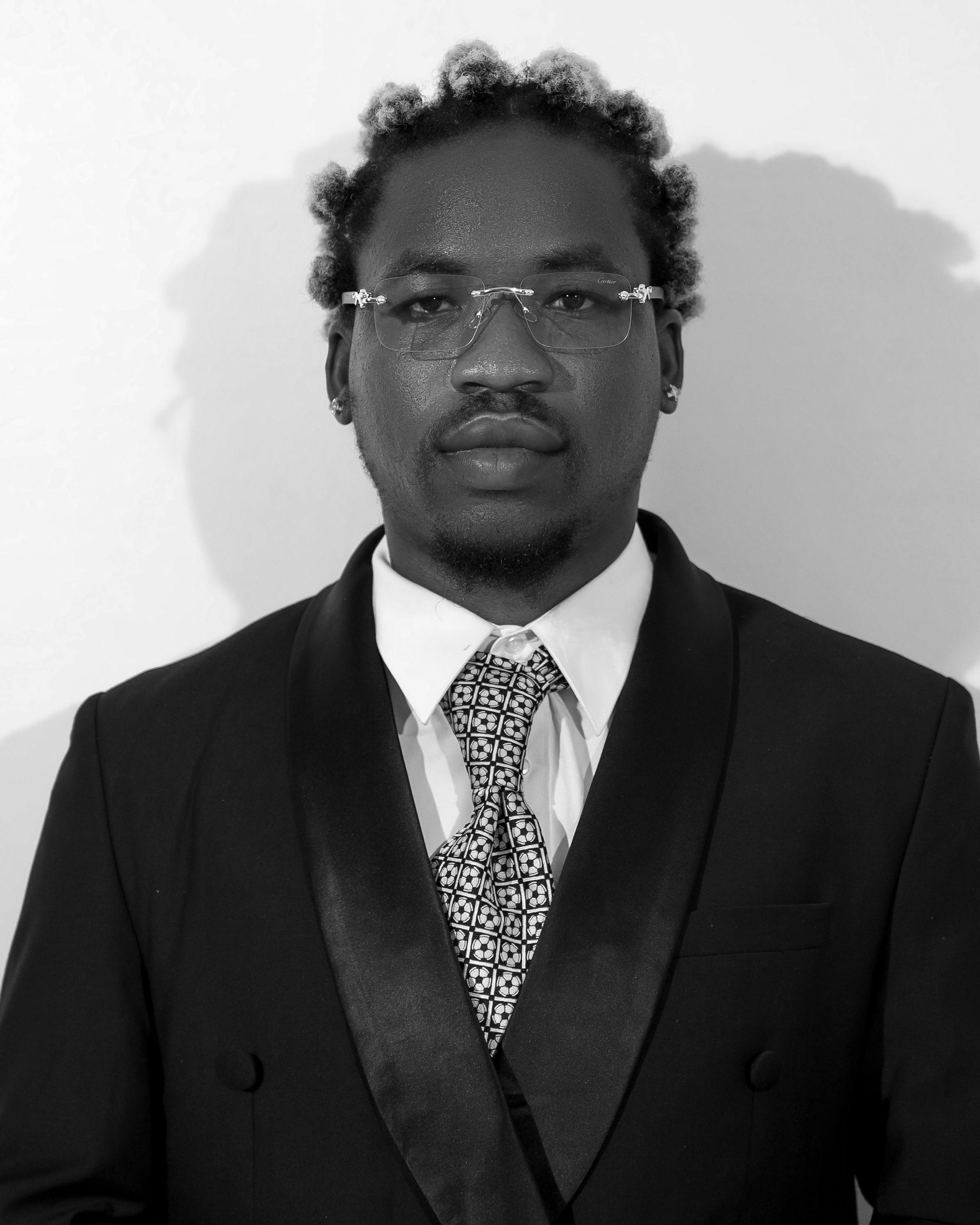 Potret Hitam Putih Pria Berjas Dan Berkacamata · Foto Stok Gratis