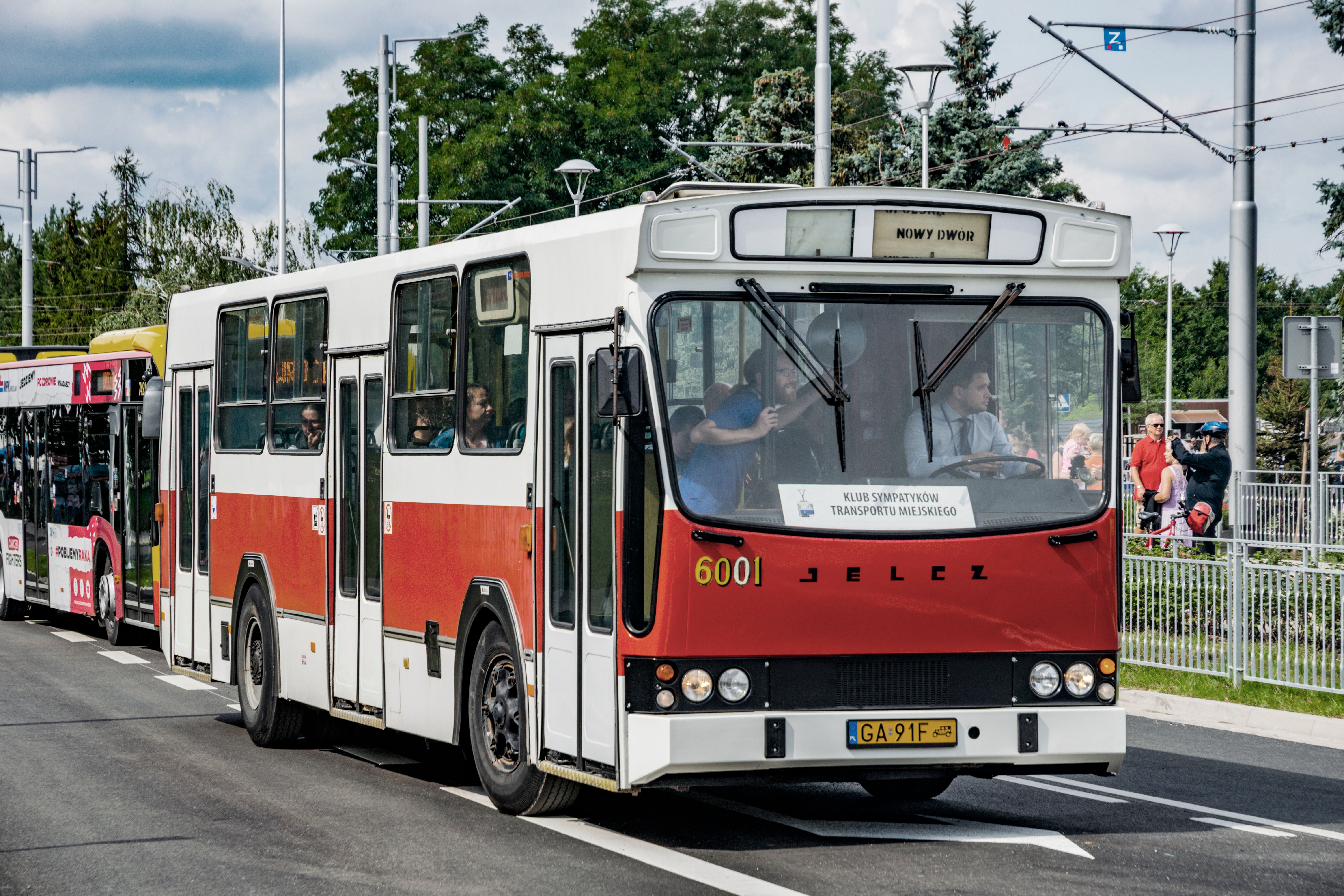 Autobús Clásico En La Escena Urbana De Wrocław · Foto de stock gratuita