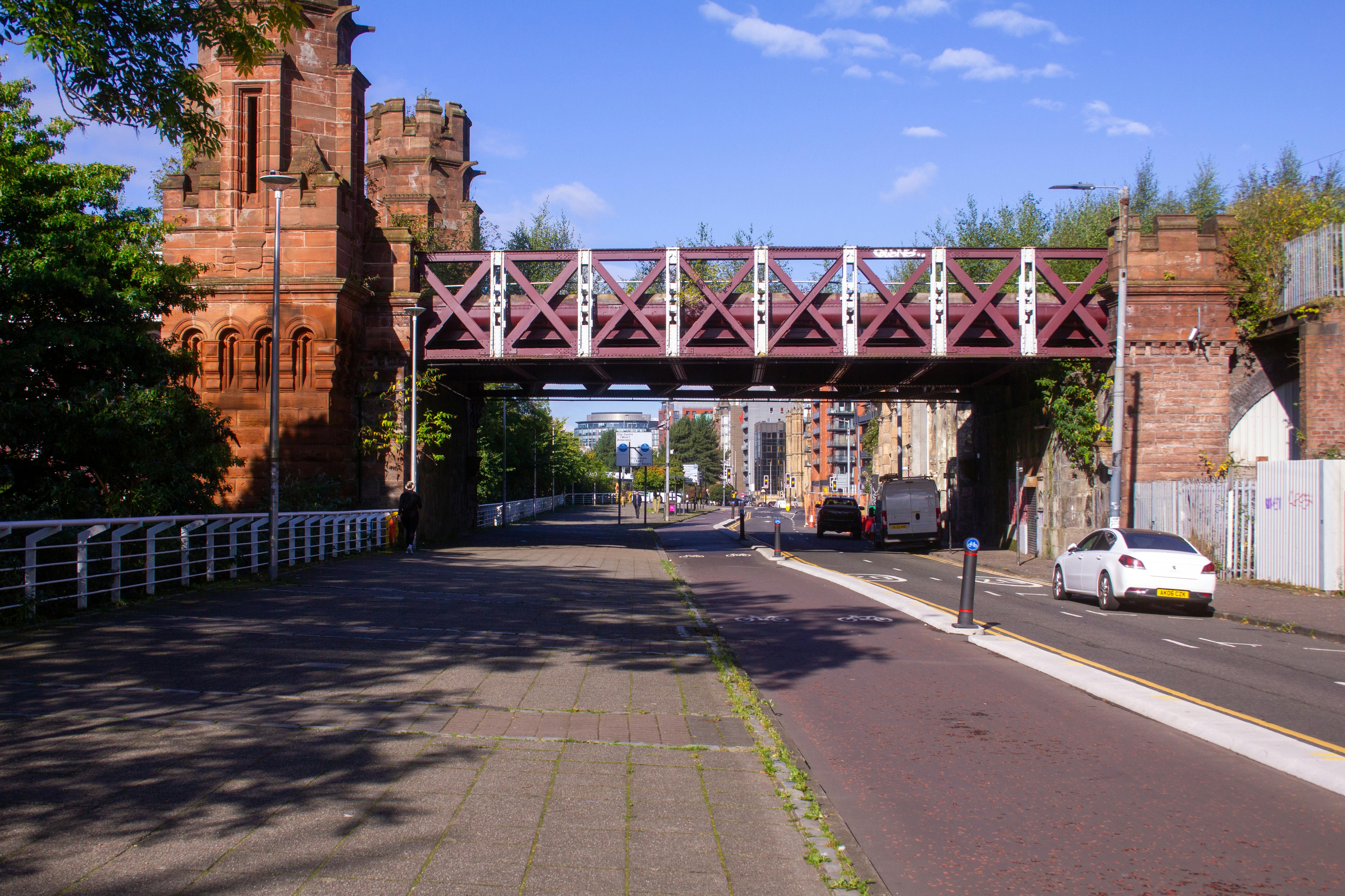 Historic Red Brick Bridge in Urban Street Setting · Free Stock Photo