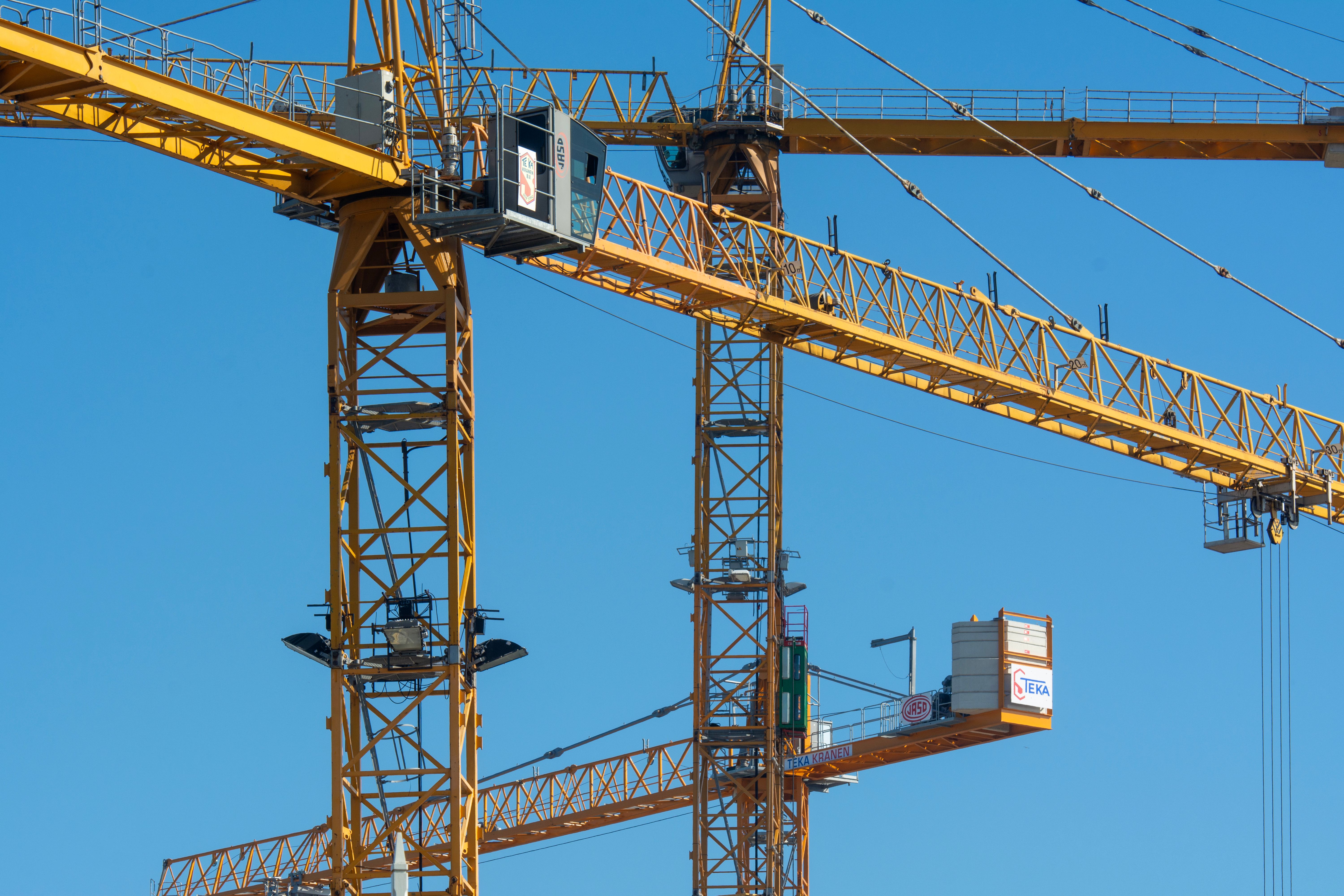 Grues à Tour Industrielles Contre Un Ciel Bleu Clair · Photo gratuite