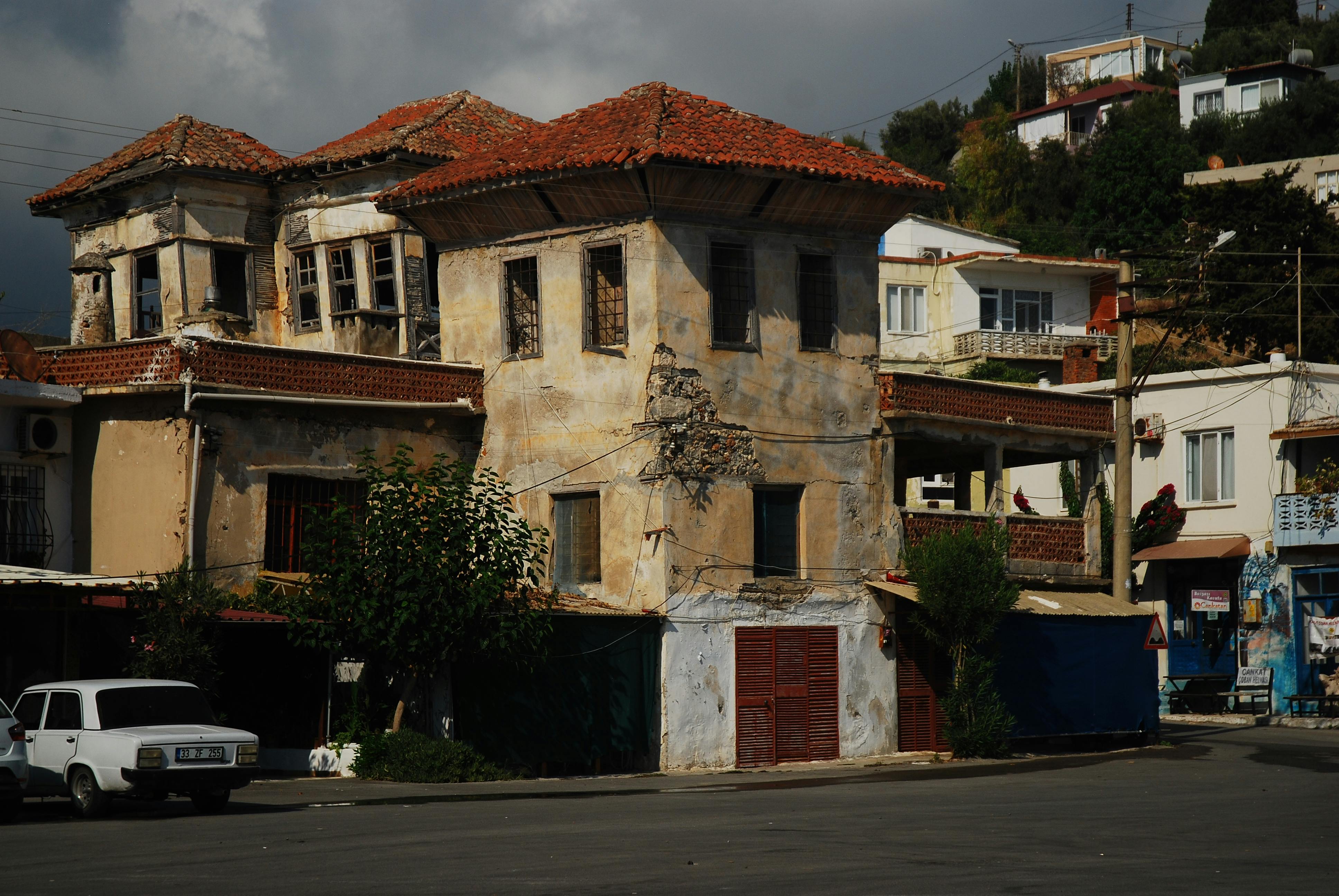 Historic Ramshackle Building in Bozyazı, Türkiye · Free Stock Photo