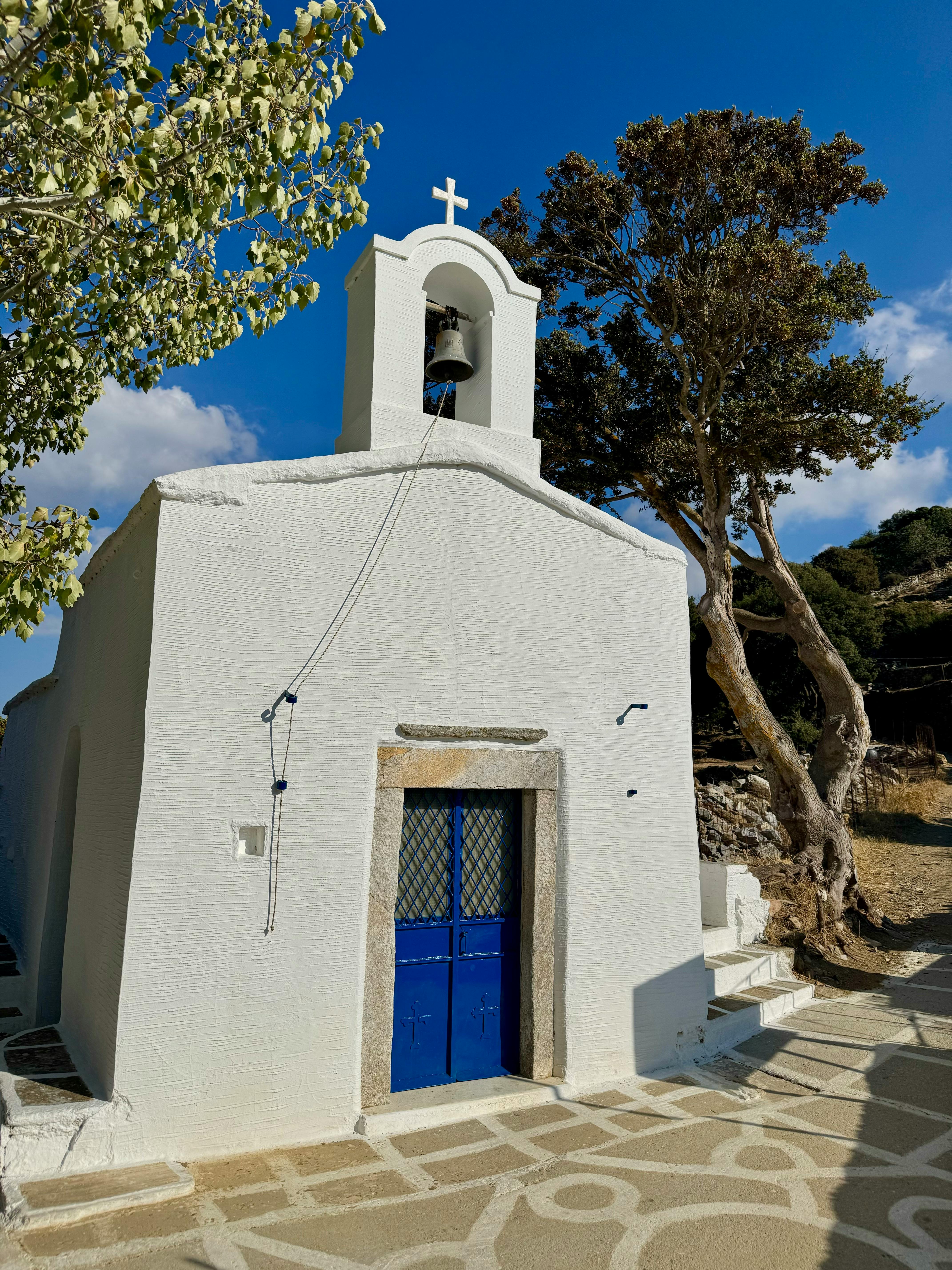 Capilla Pintoresca En Una Isla Griega Bajo La Brillante Luz Del Sol ...