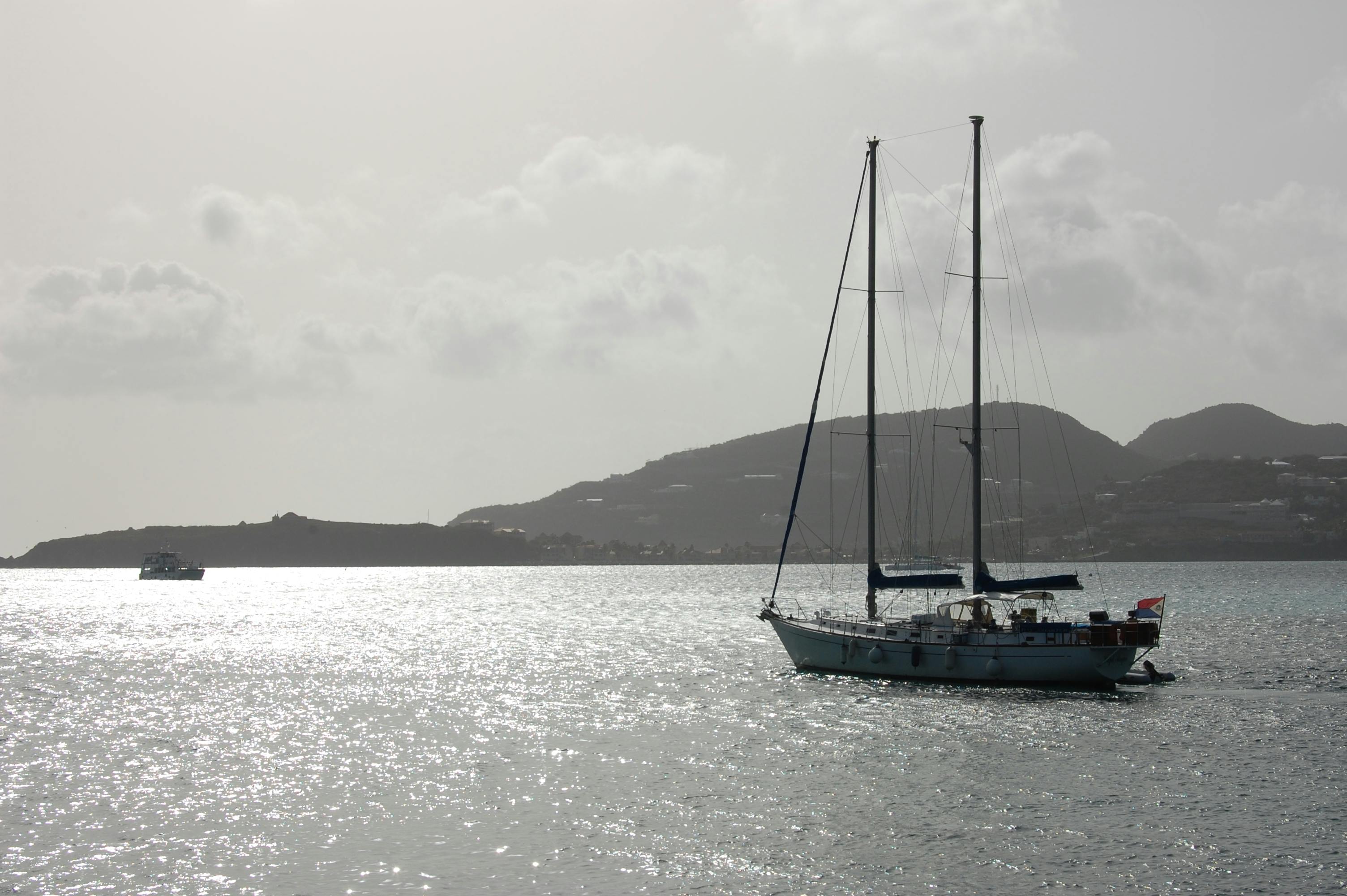 Zarpando: Un Velero Que Se Dirige Al Océano Atlántico Al Atardecer ...