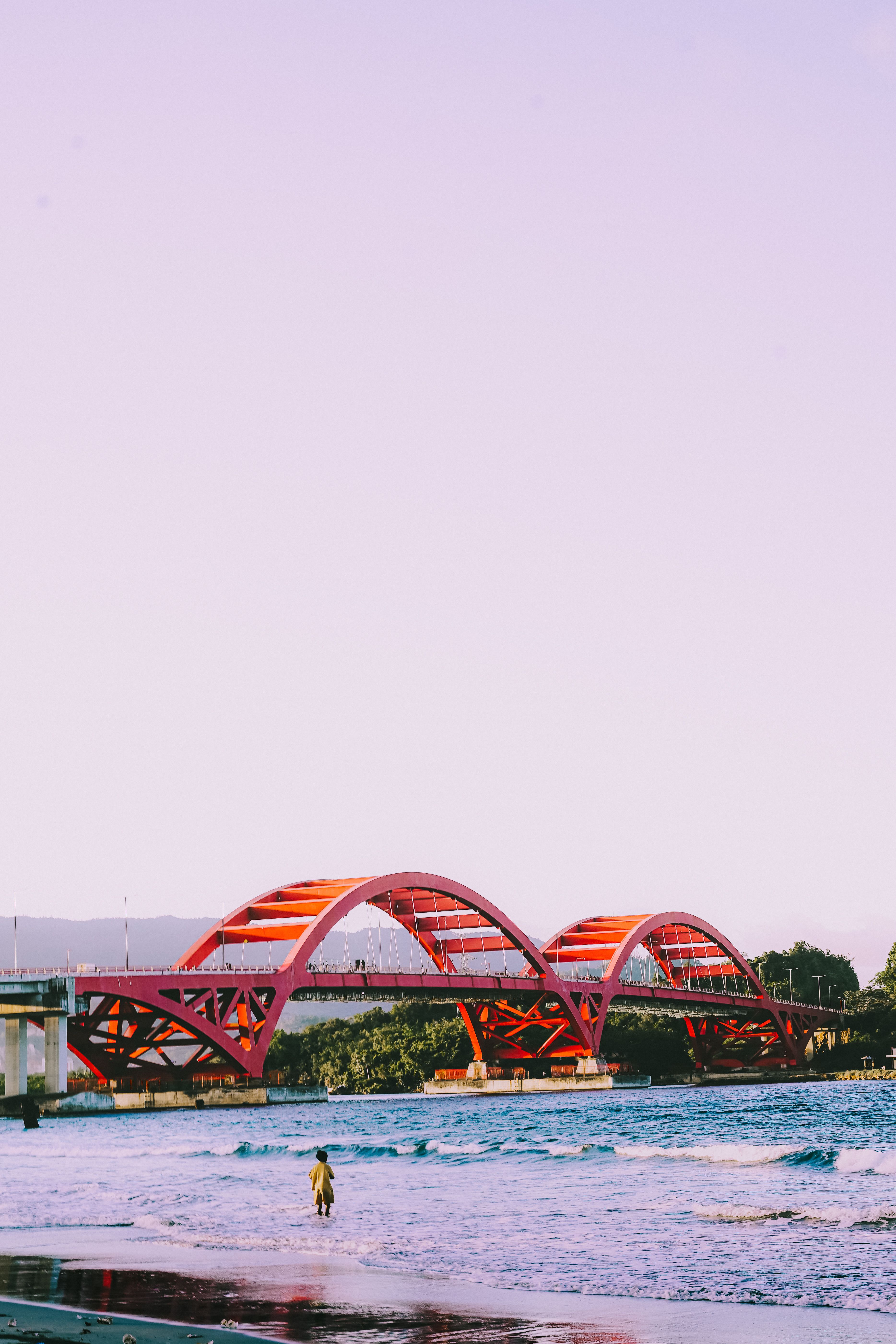 Jembatan Merah Di Atas Laut Di Jayapura, Indonesia · Foto Stok Gratis