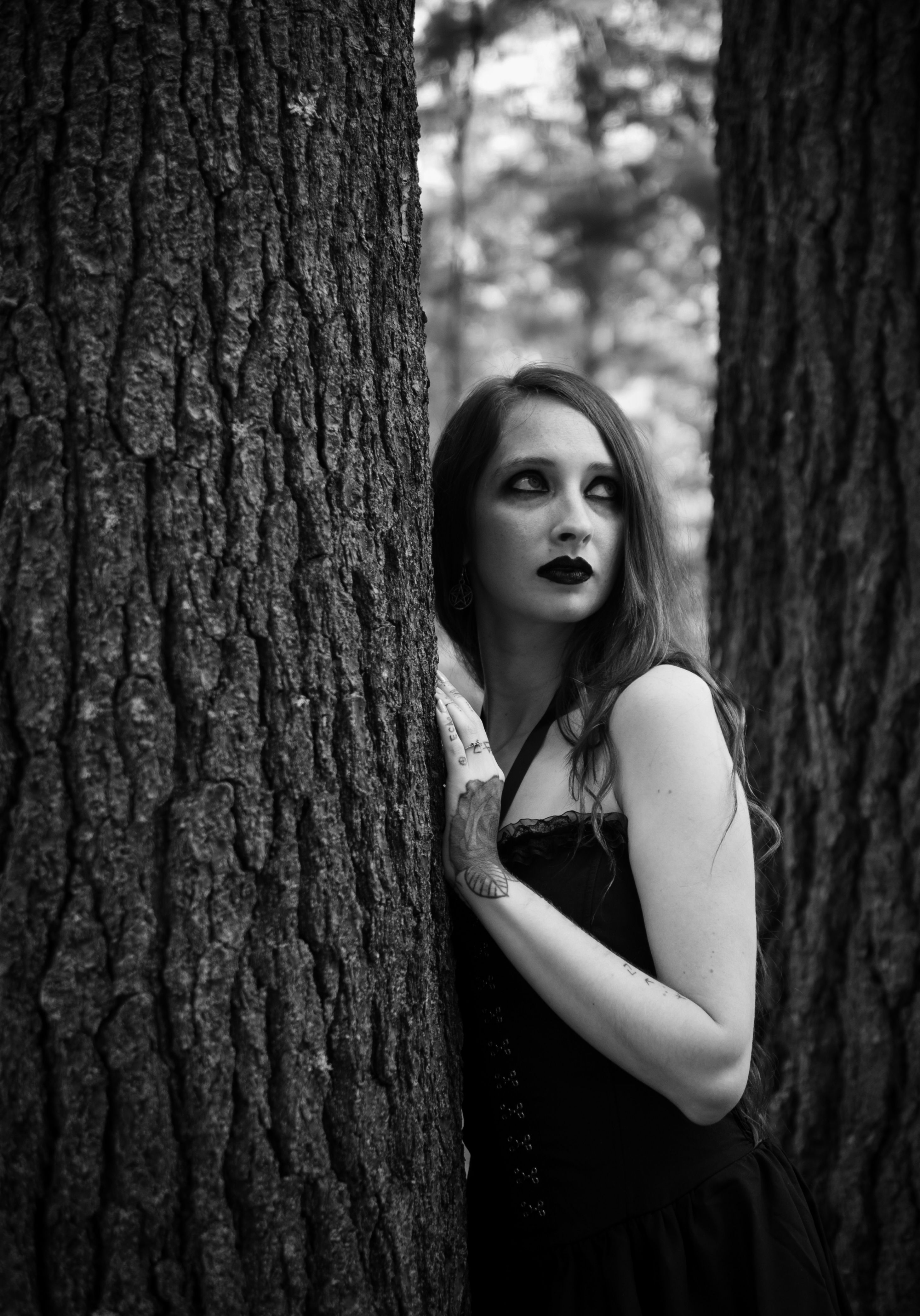 Misteriosa Mujer Gótica En Un Entorno Forestal · Foto de stock gratuita