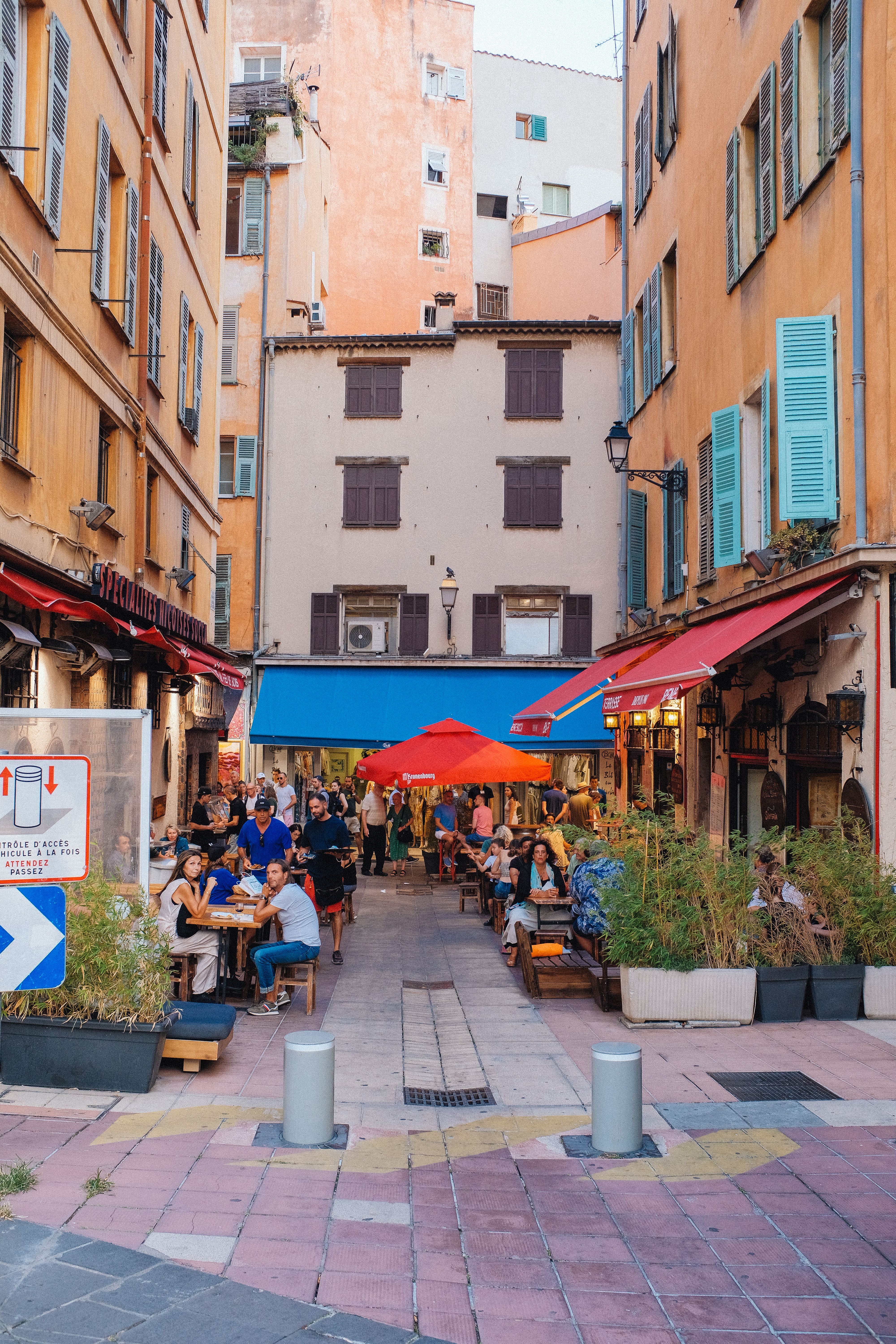 Charming Outdoor Cafe in Historic European Alley · Free Stock Photo