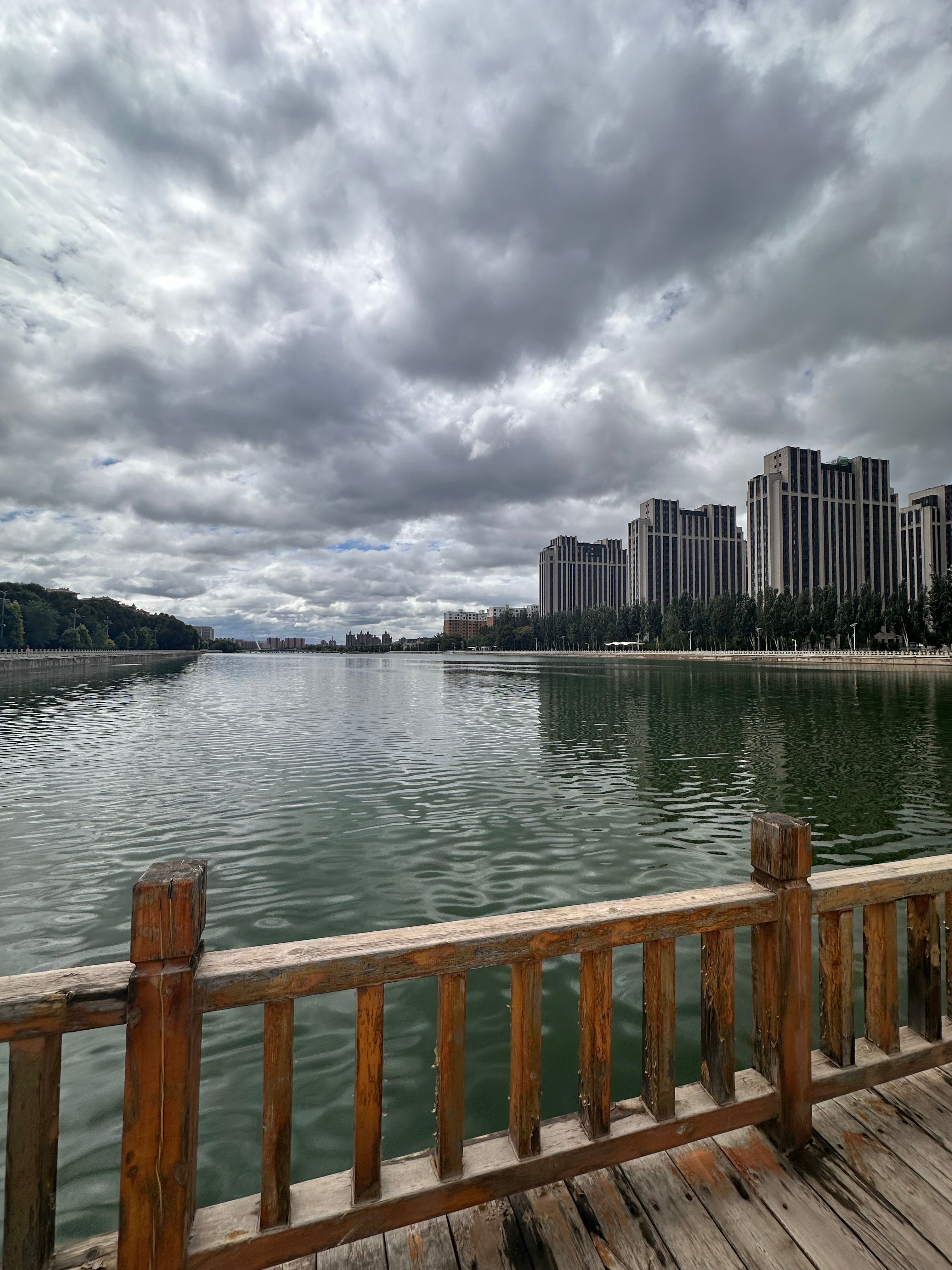 Skyline Overcast Reflections on Urban Lake · Free Stock Photo