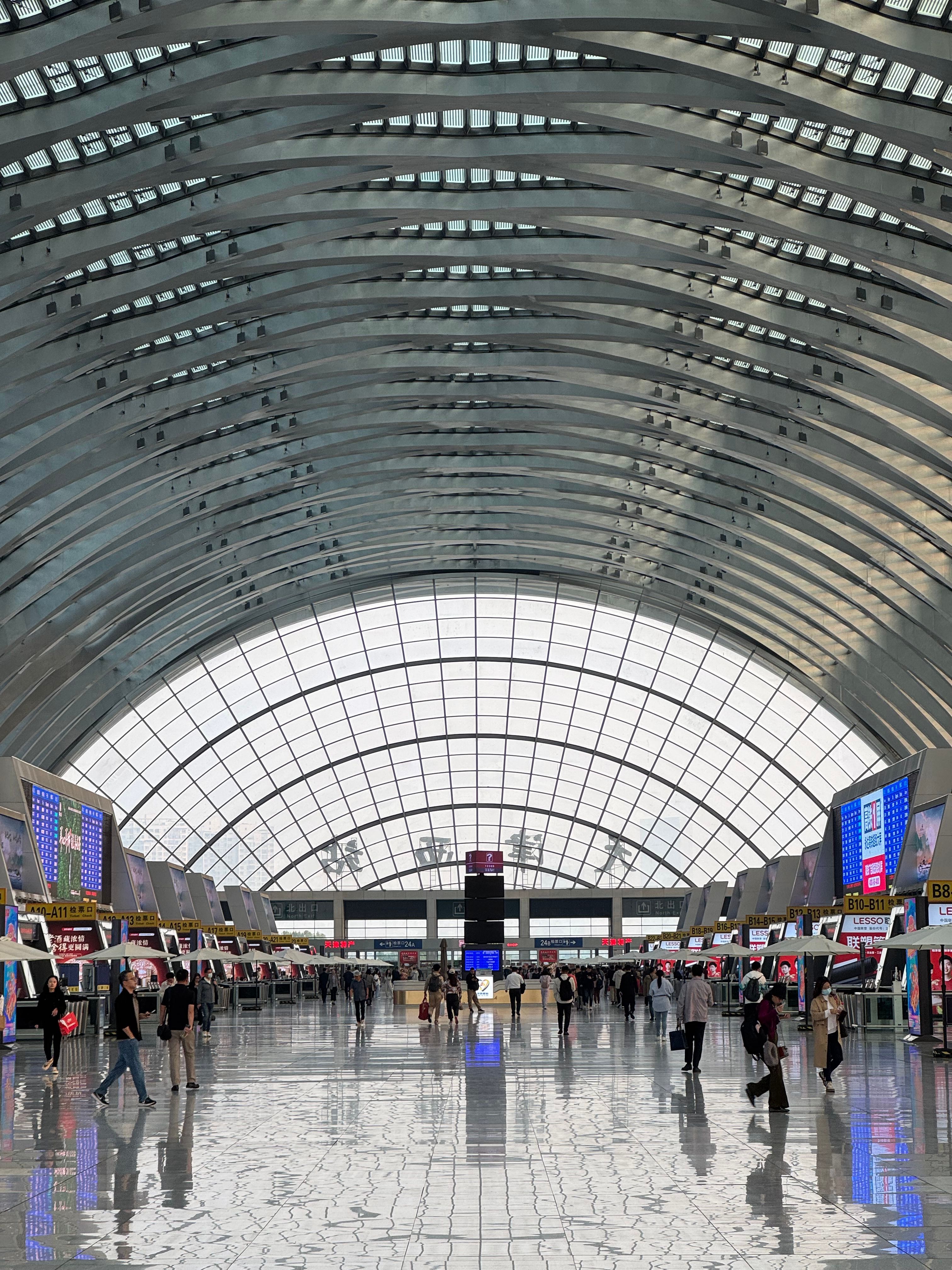 Keajaiban Arsitektur Modern Stasiun Kereta API Tianjin · Foto Stok Gratis