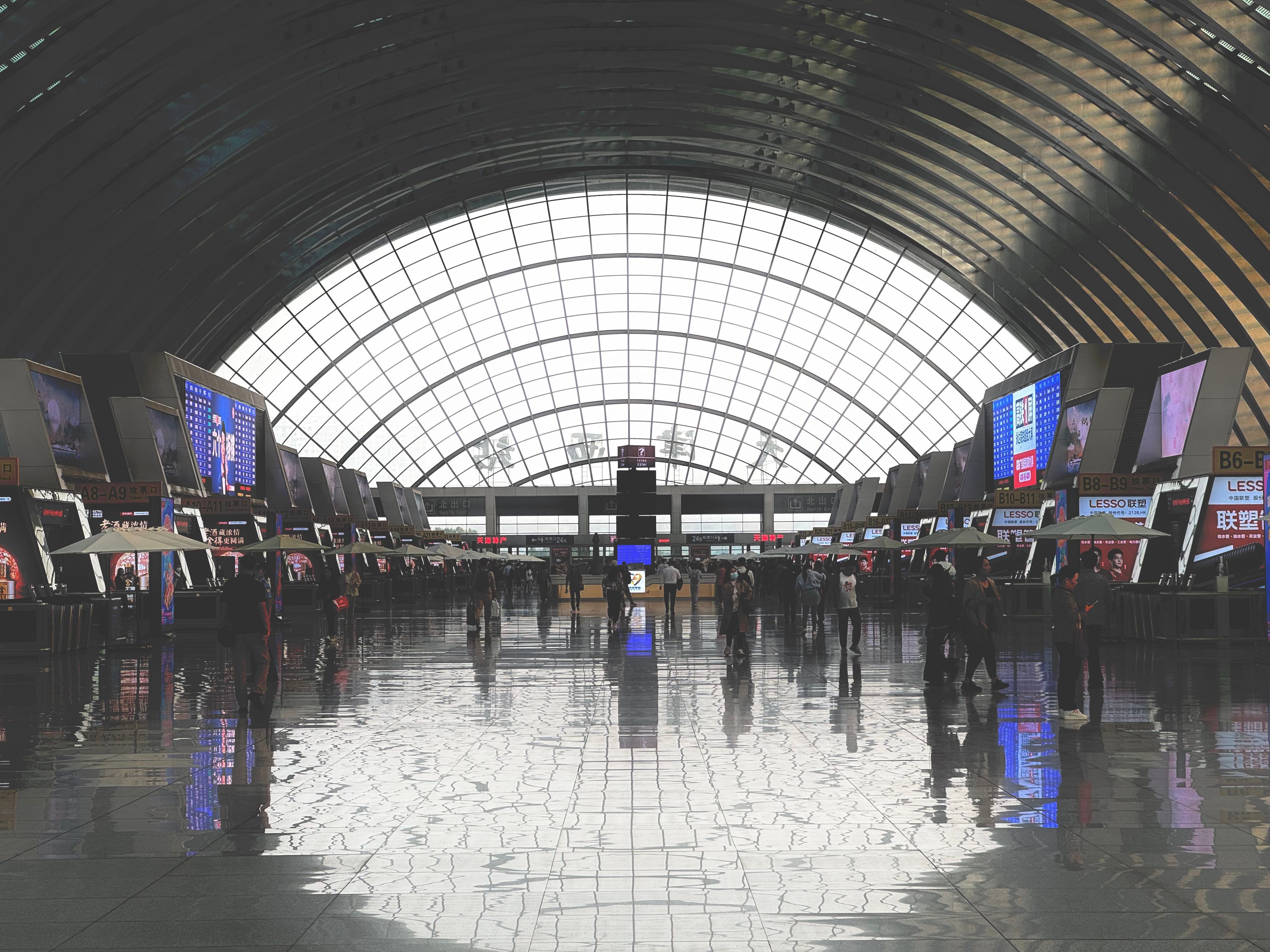 Interior Modern Stasiun Kereta API Tianjin · Foto Stok Gratis