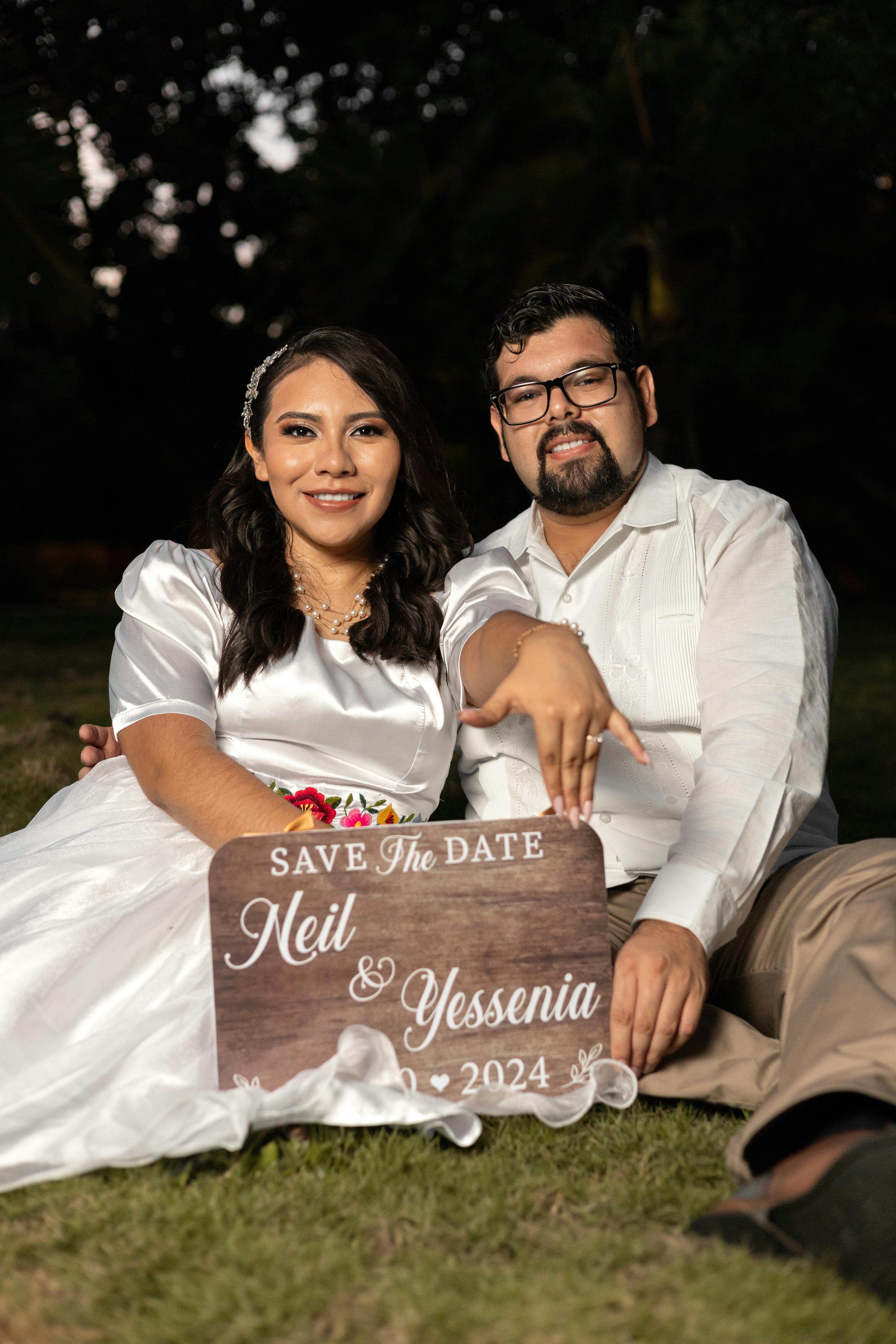 Pareja Comprometida Sosteniendo Un Cartel Con La Fecha De Reserva Al ...