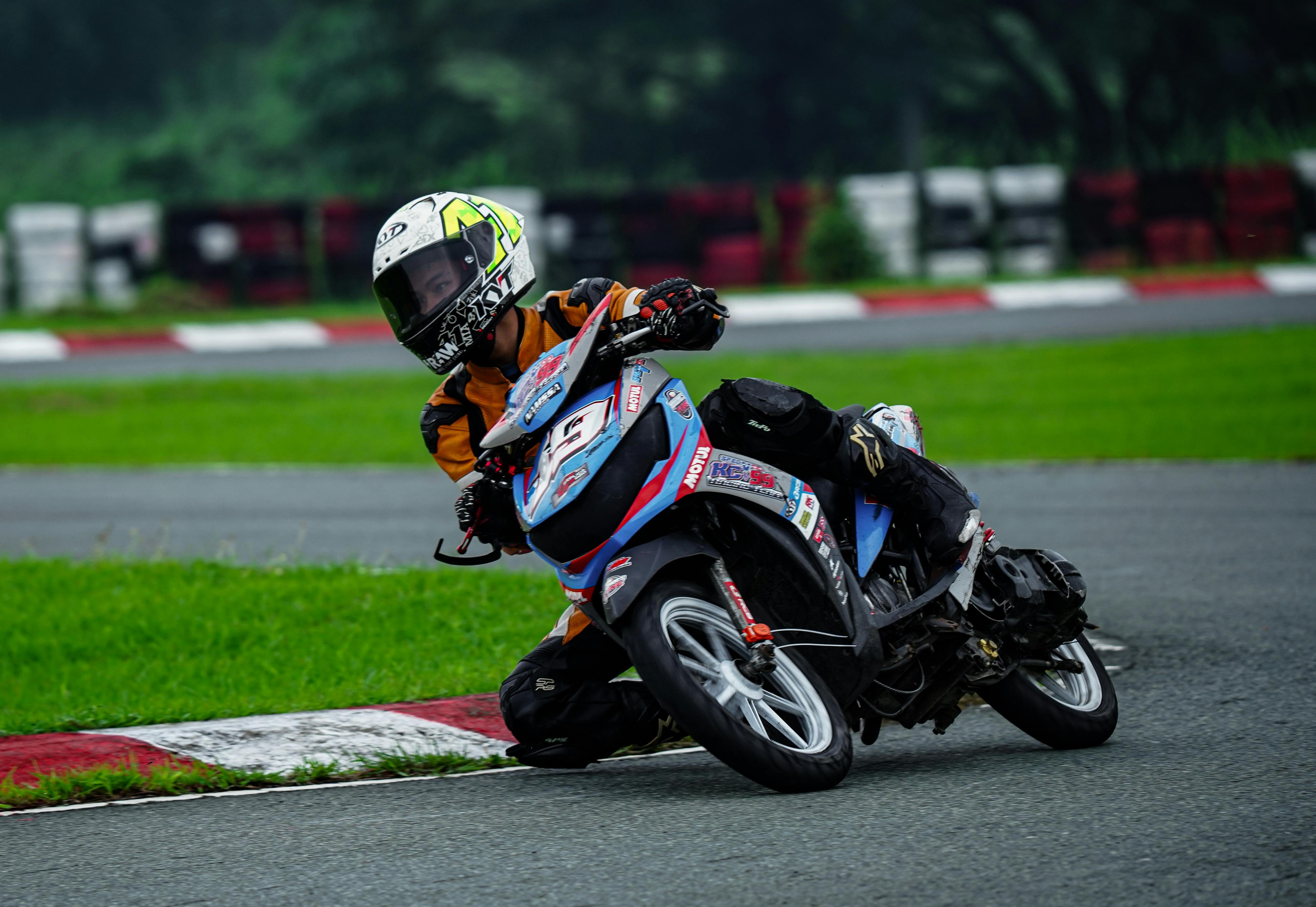 Young Racer on Motorbike at Tarlac City Track · Free Stock Photo