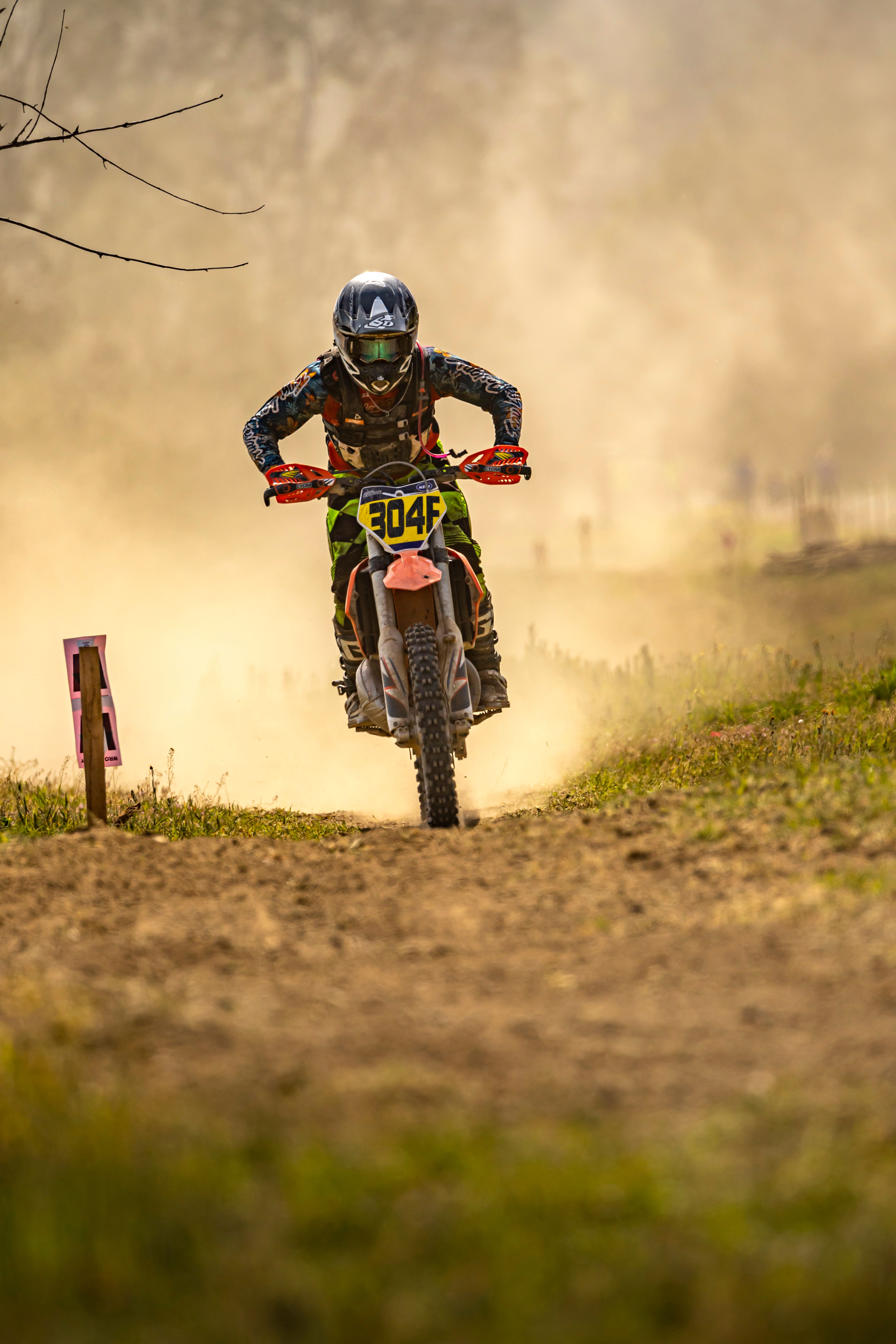 Dynamic Motocross Rider in Dusty Terrain · Free Stock Photo