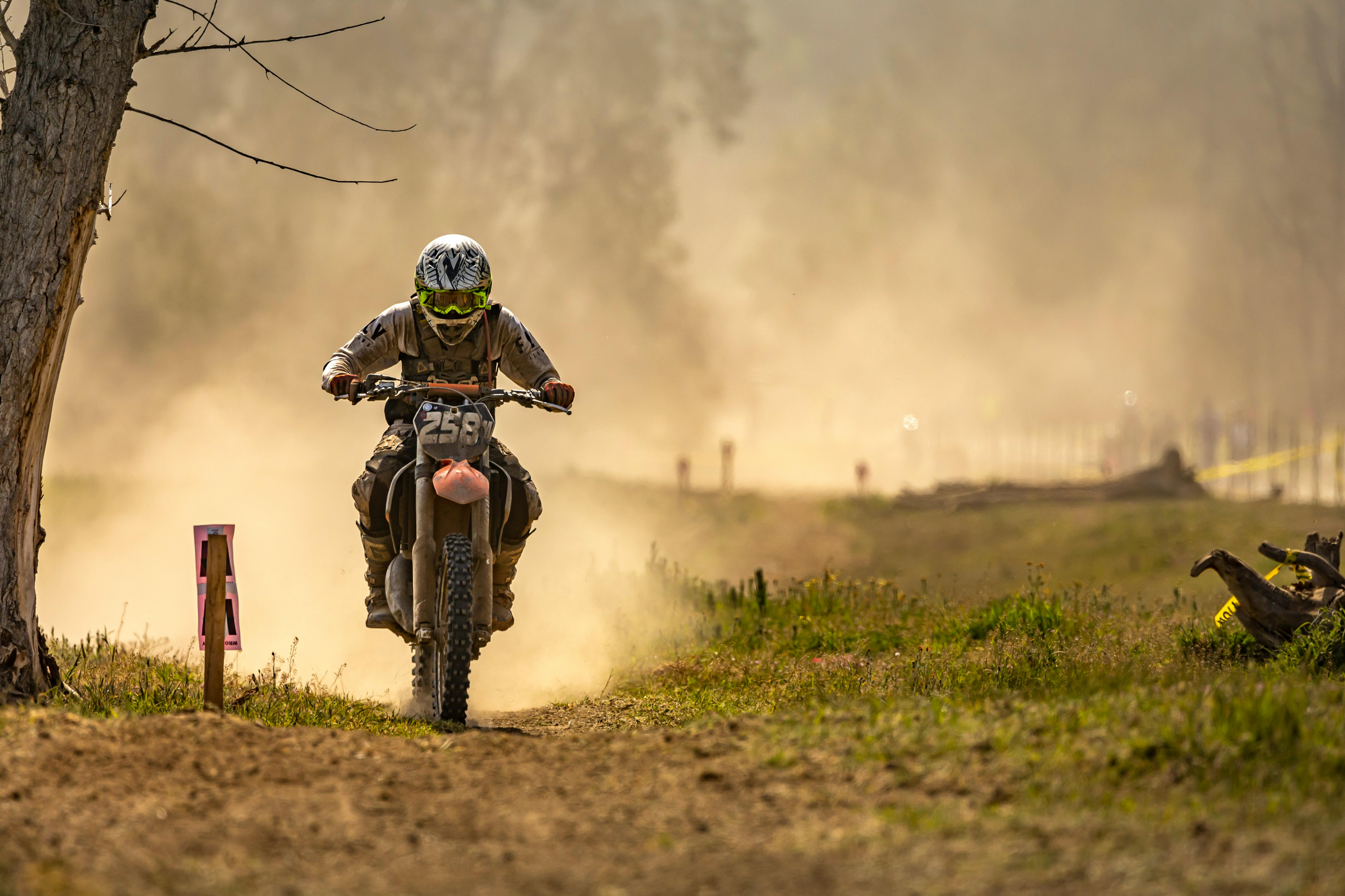 Exciting Off-Road Dirt Bike Race in Dusty Terrain · Free Stock Photo