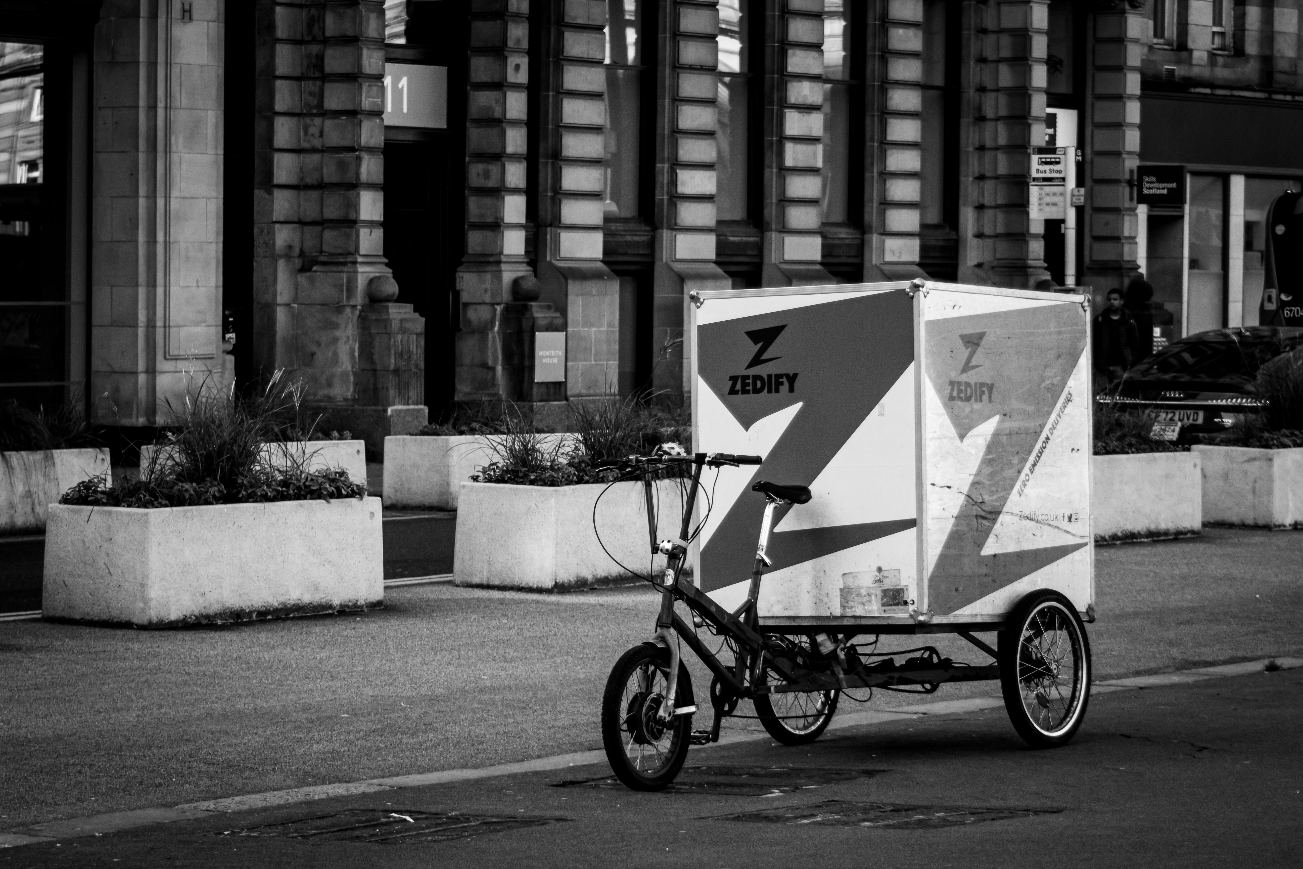 Paisaje Urbano En Blanco Y Negro Con Triciclo De Carga · Foto de stock ...