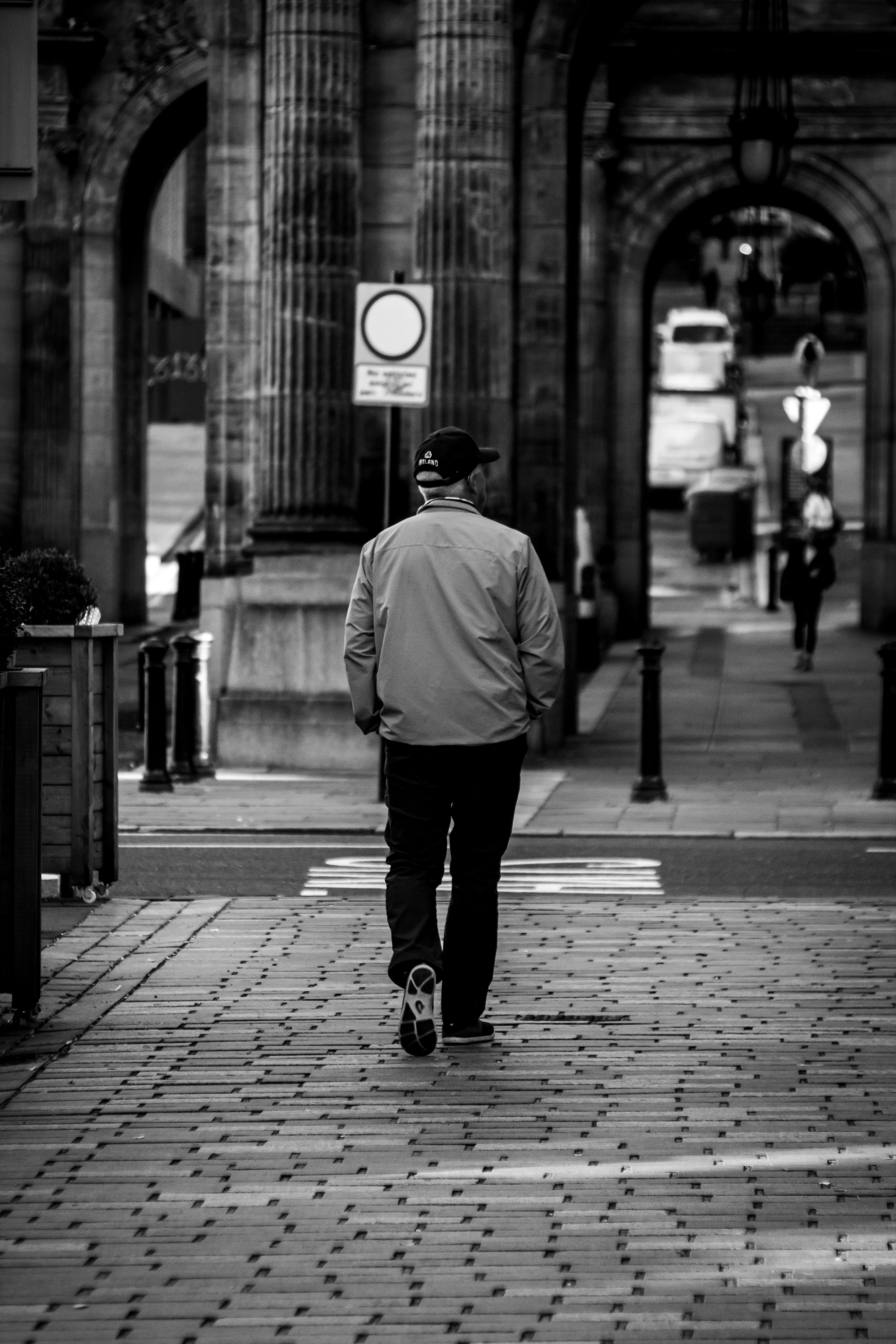 Escena De Un Anciano Caminando Por Una Calle De Glasgow · Foto de stock ...