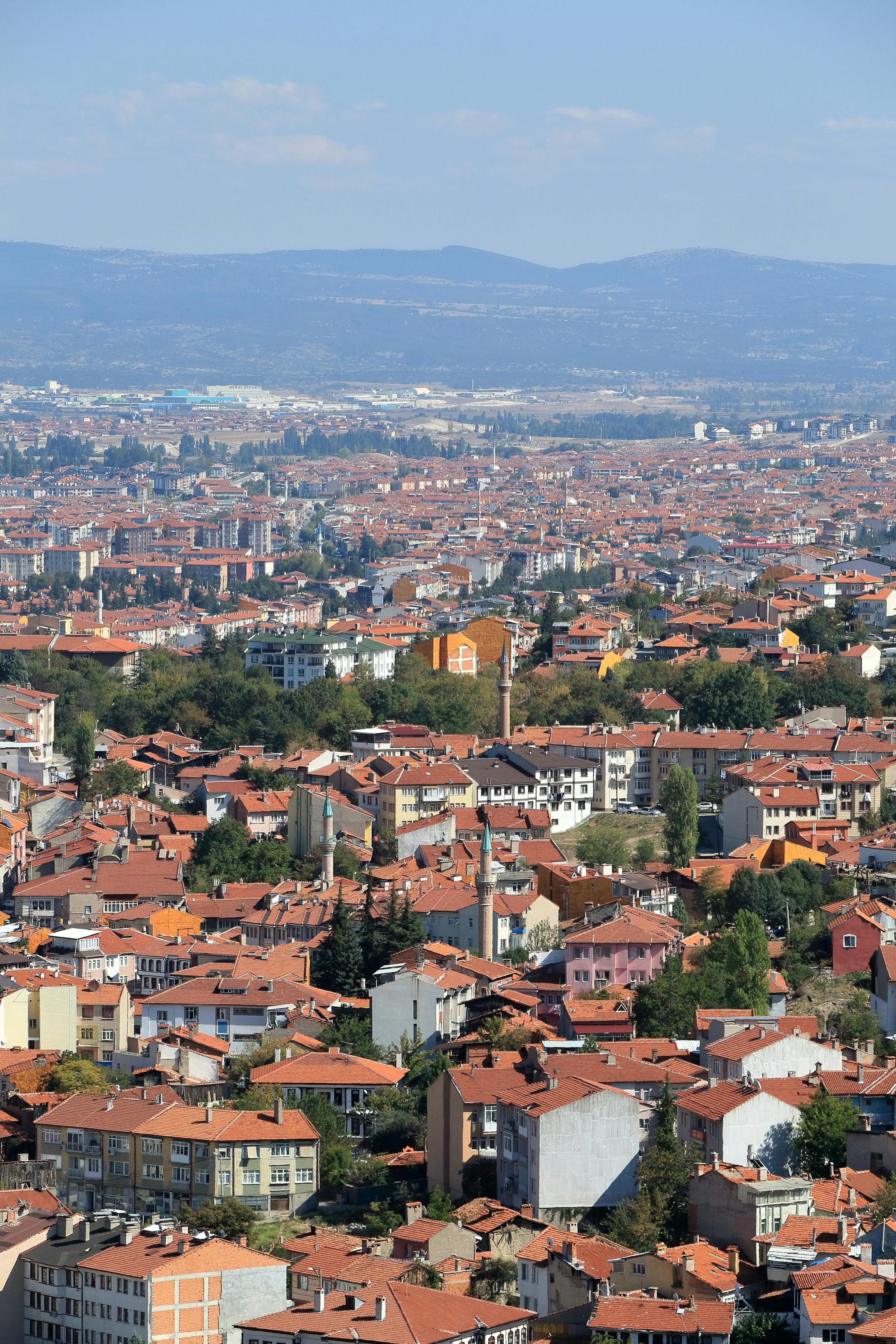 Kırmızı Kiremitli çatılı şehrin Havadan Görünümü · Ücretsiz Stok Fotoğraf