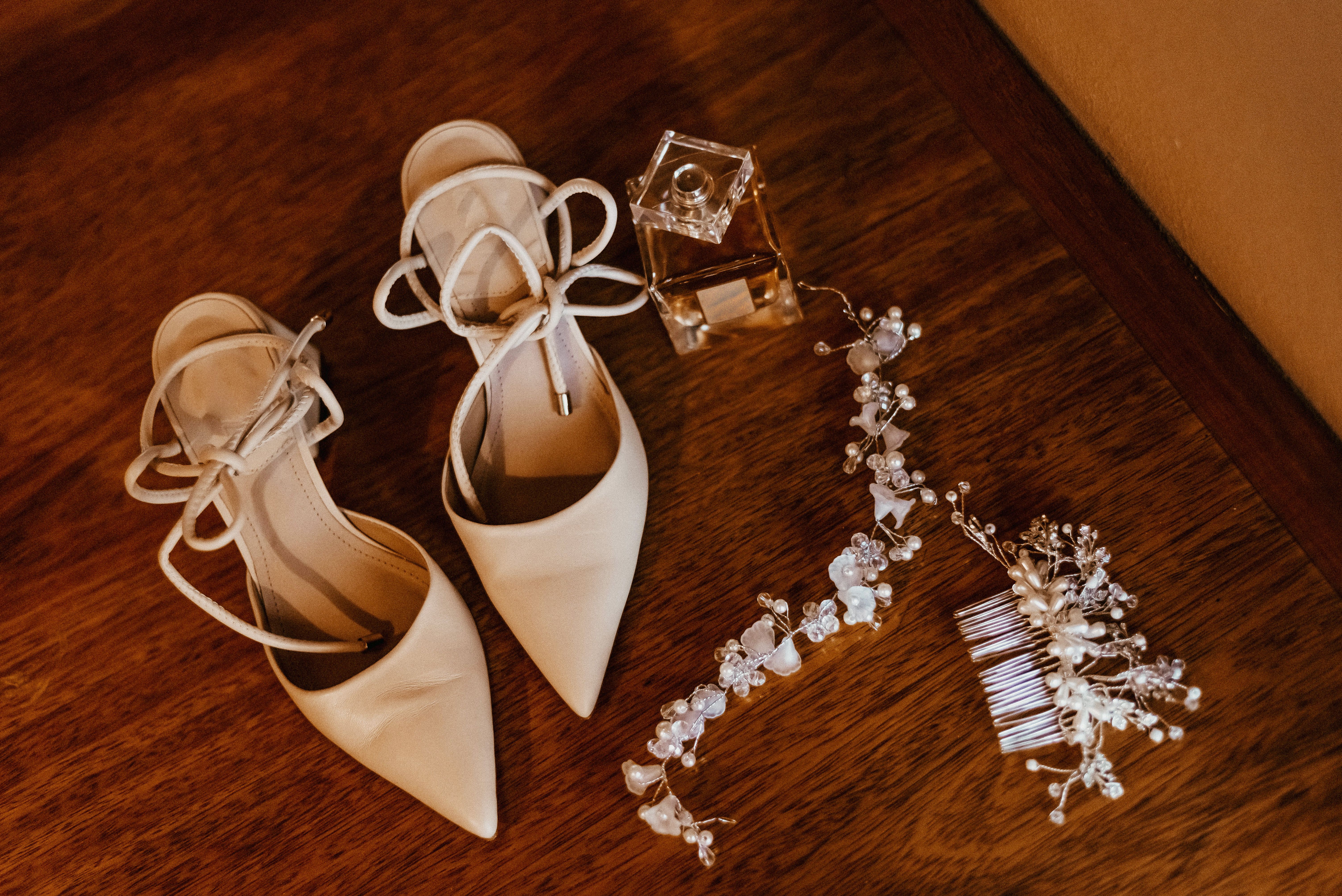 Accessoires De Mariée élégants Posés à Plat Sur Une Surface En Bois ...