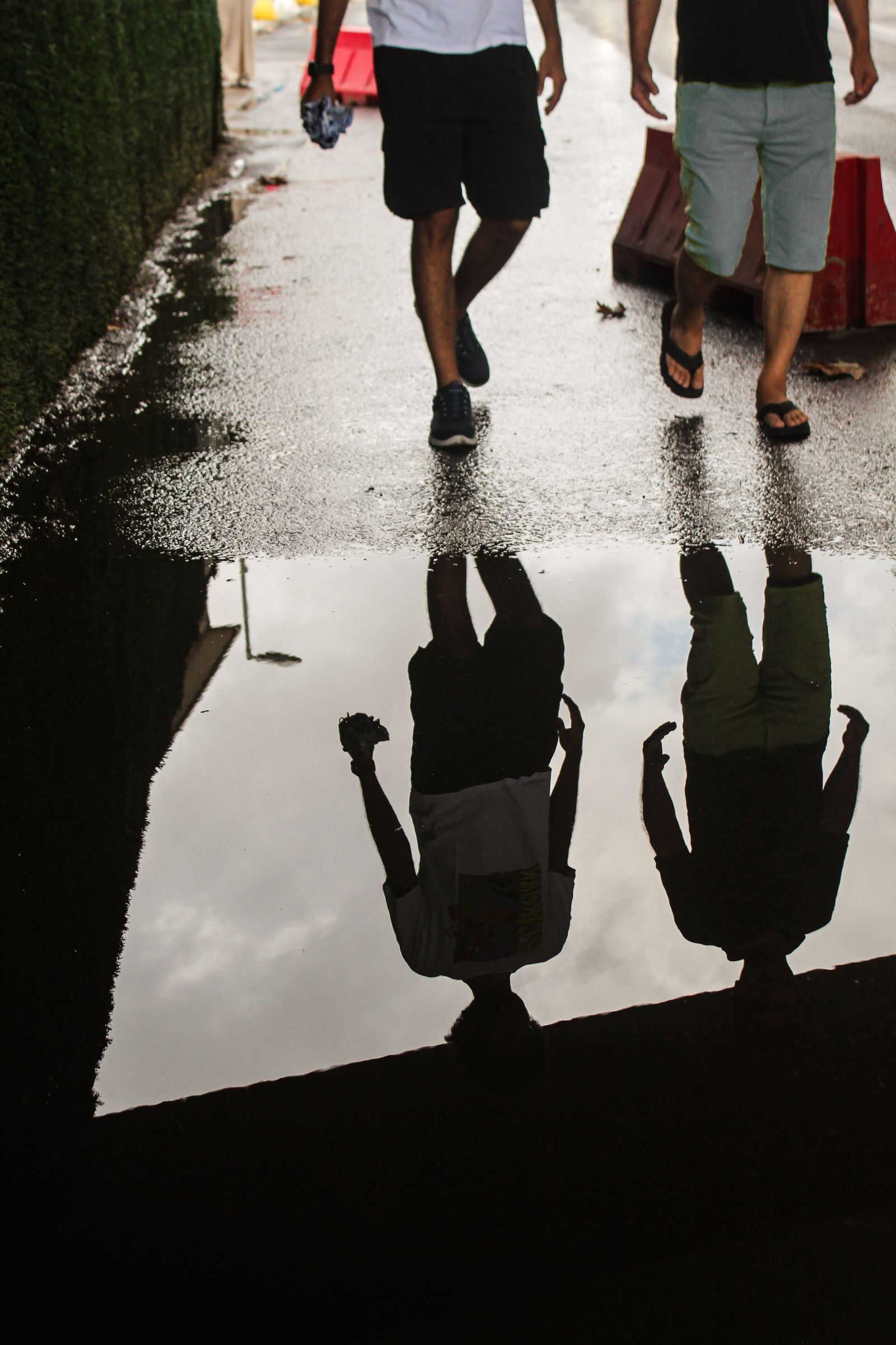 People Walking Across The Street Photos, Download The BEST Free People ...
